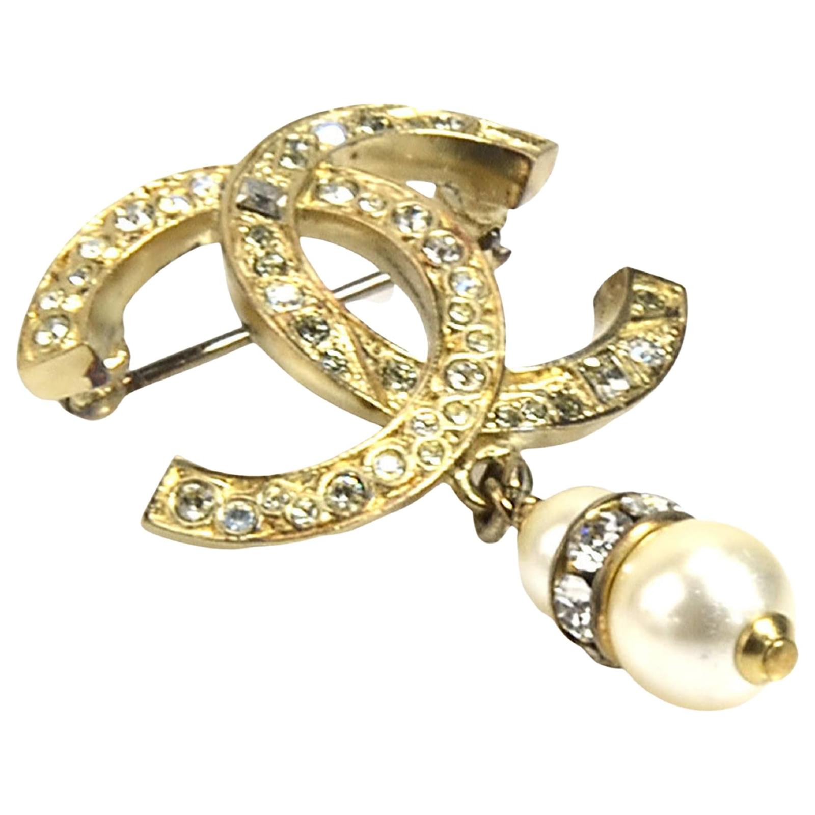 Timeless Chanel Logo CC Golden Metal ref.925426 - Joli Closet