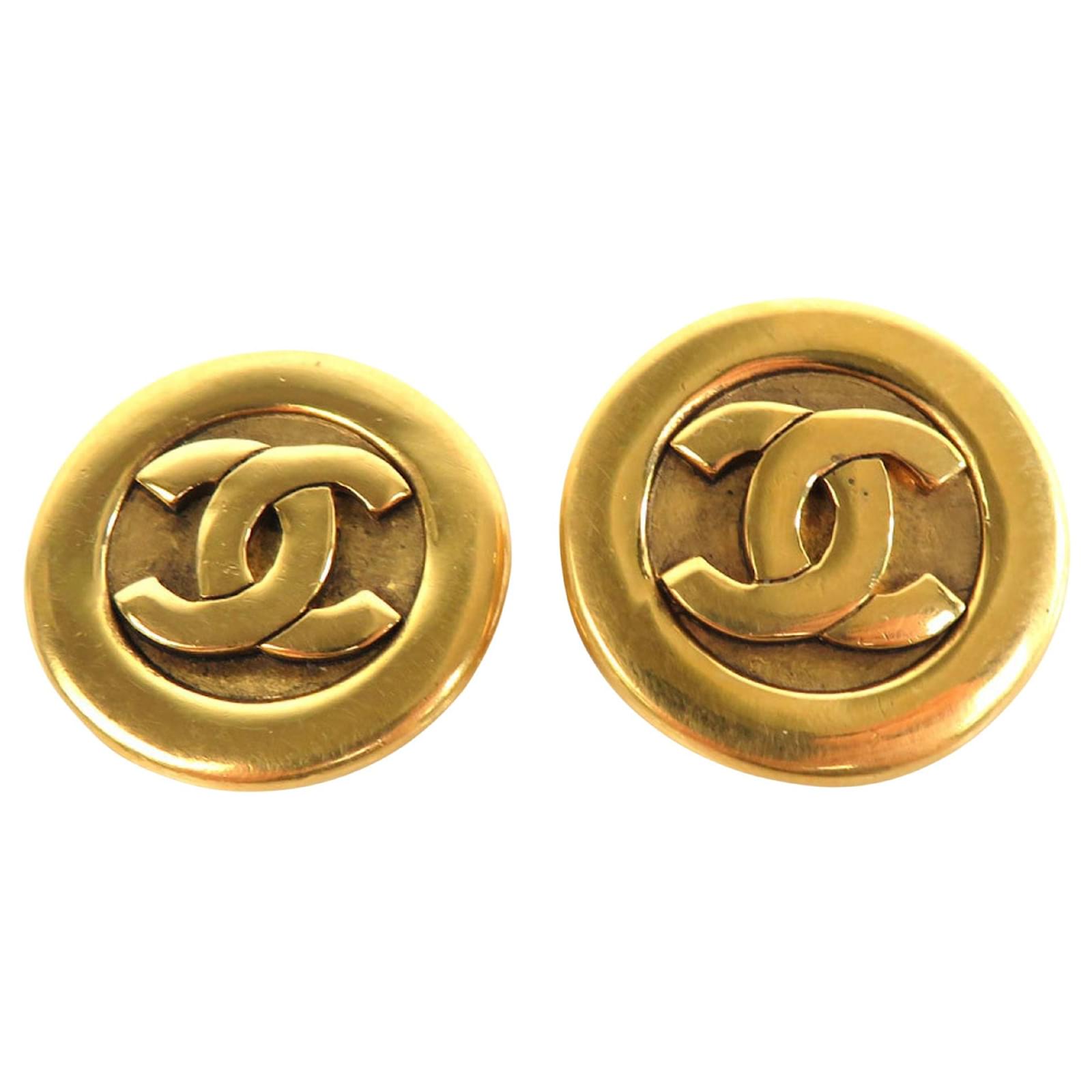Timeless Chanel Logo CC Golden Metal ref.925644 - Joli Closet