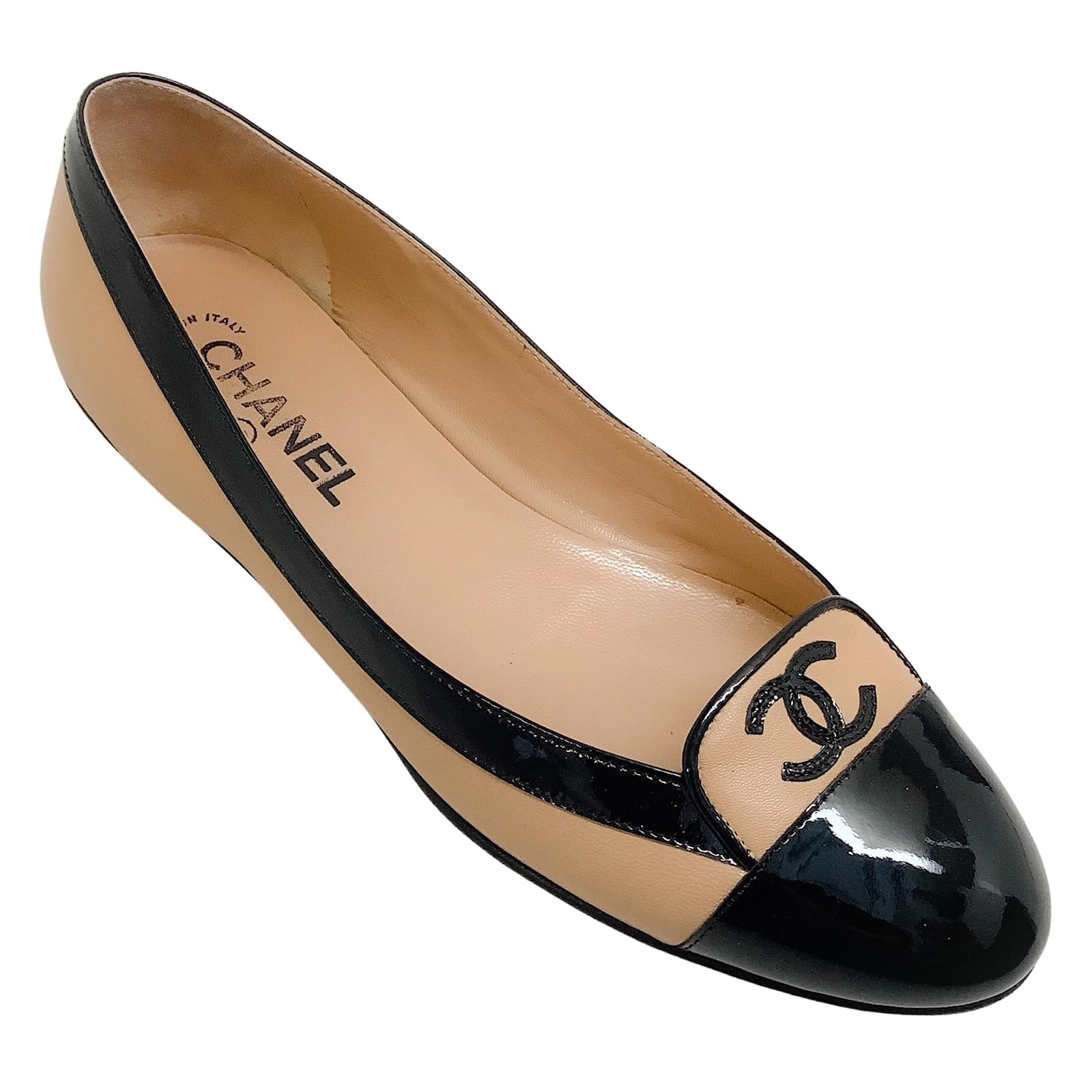 Chanel Chaussures plates en cuir beige avec bout et garniture en cuir ...