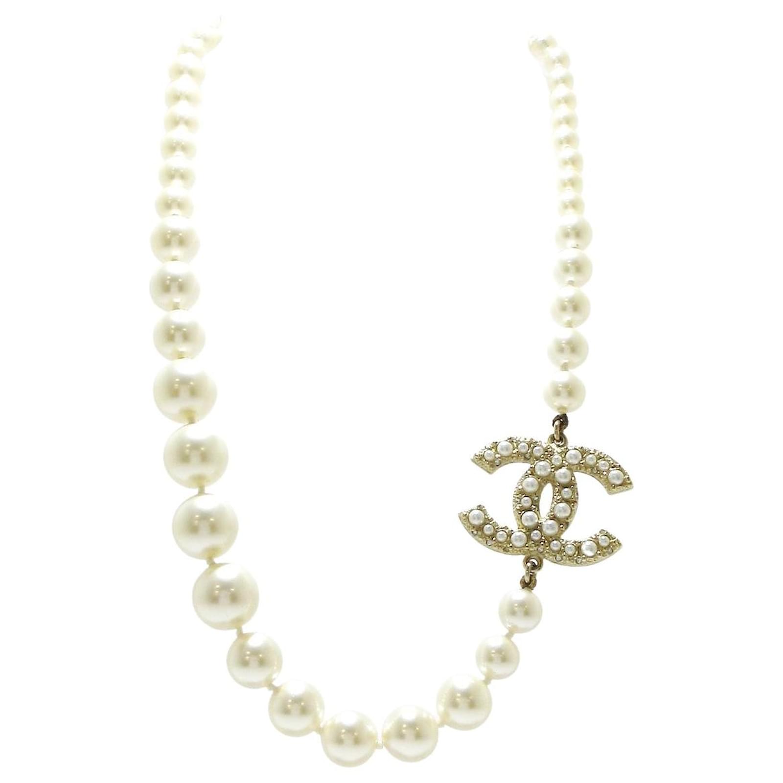 Chanel Logo CC White Pearl ref.977026 - Joli Closet