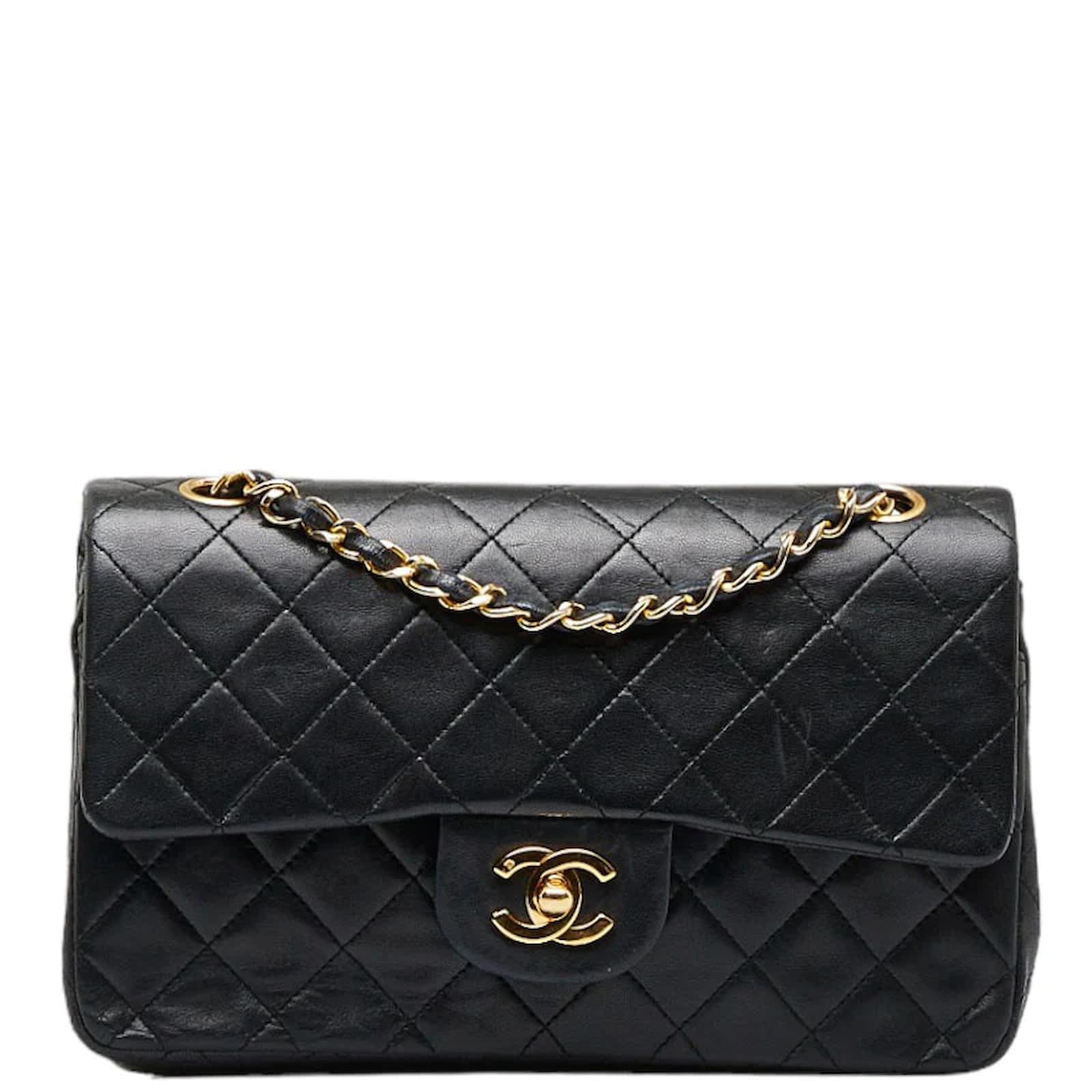 Chanel Petit sac à rabat doublé classique Cuir Cuir d'agneau Noir ref ...