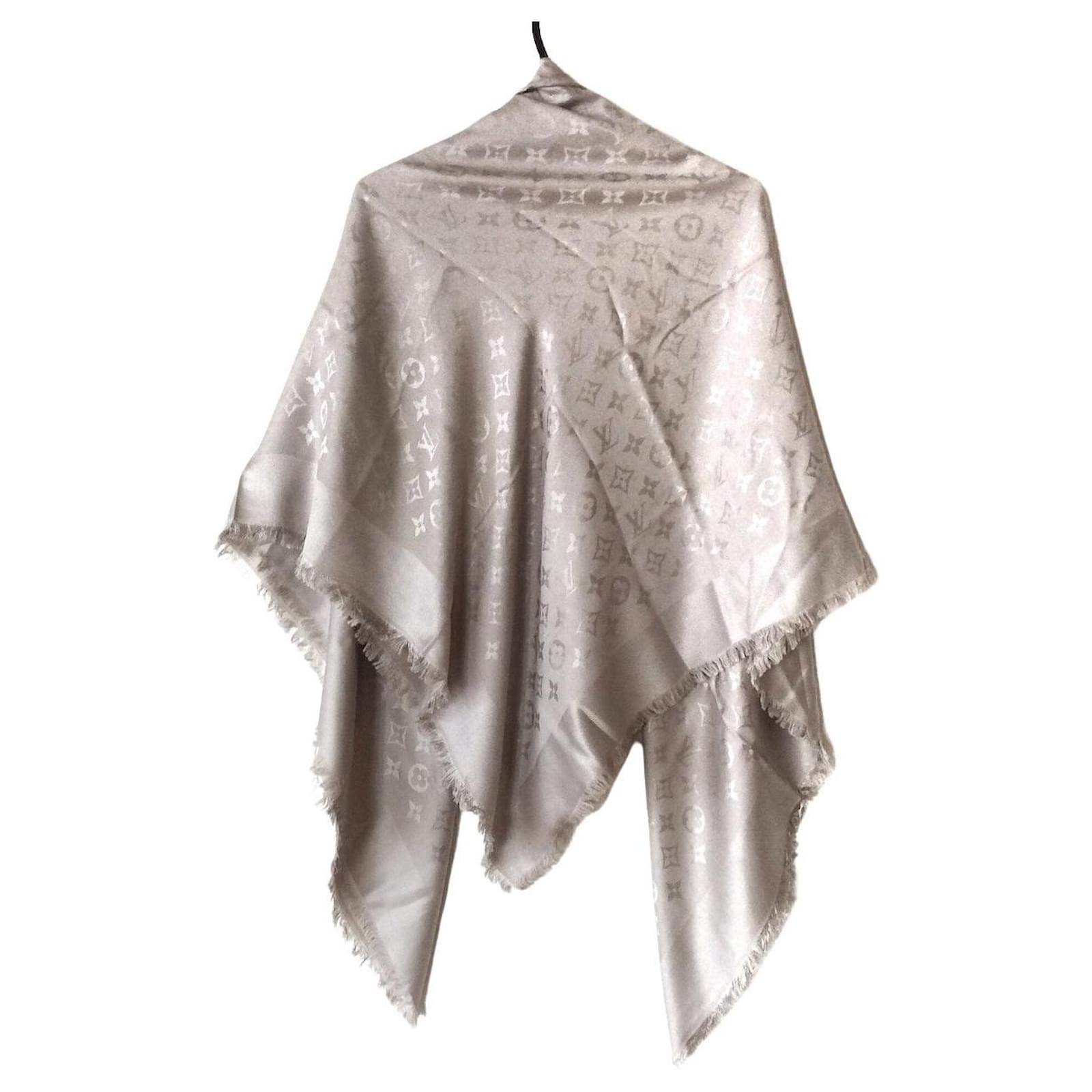 Louis Vuitton Châle Monogram Classic Beige Wool ref.994402 - Joli Closet