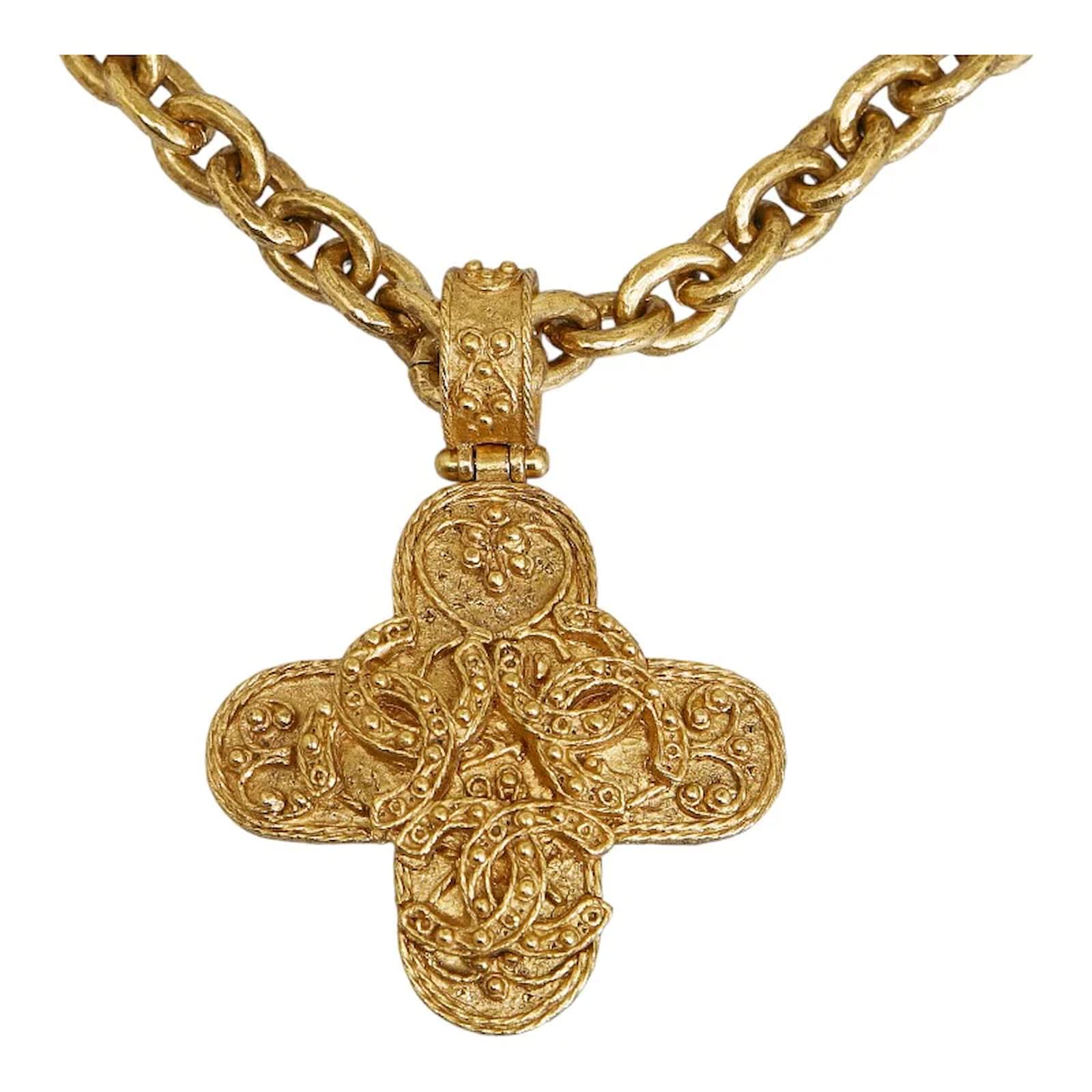 Chanel Collier chaîne avec croix à logo CC Métal Doré ref.996290 - Joli ...