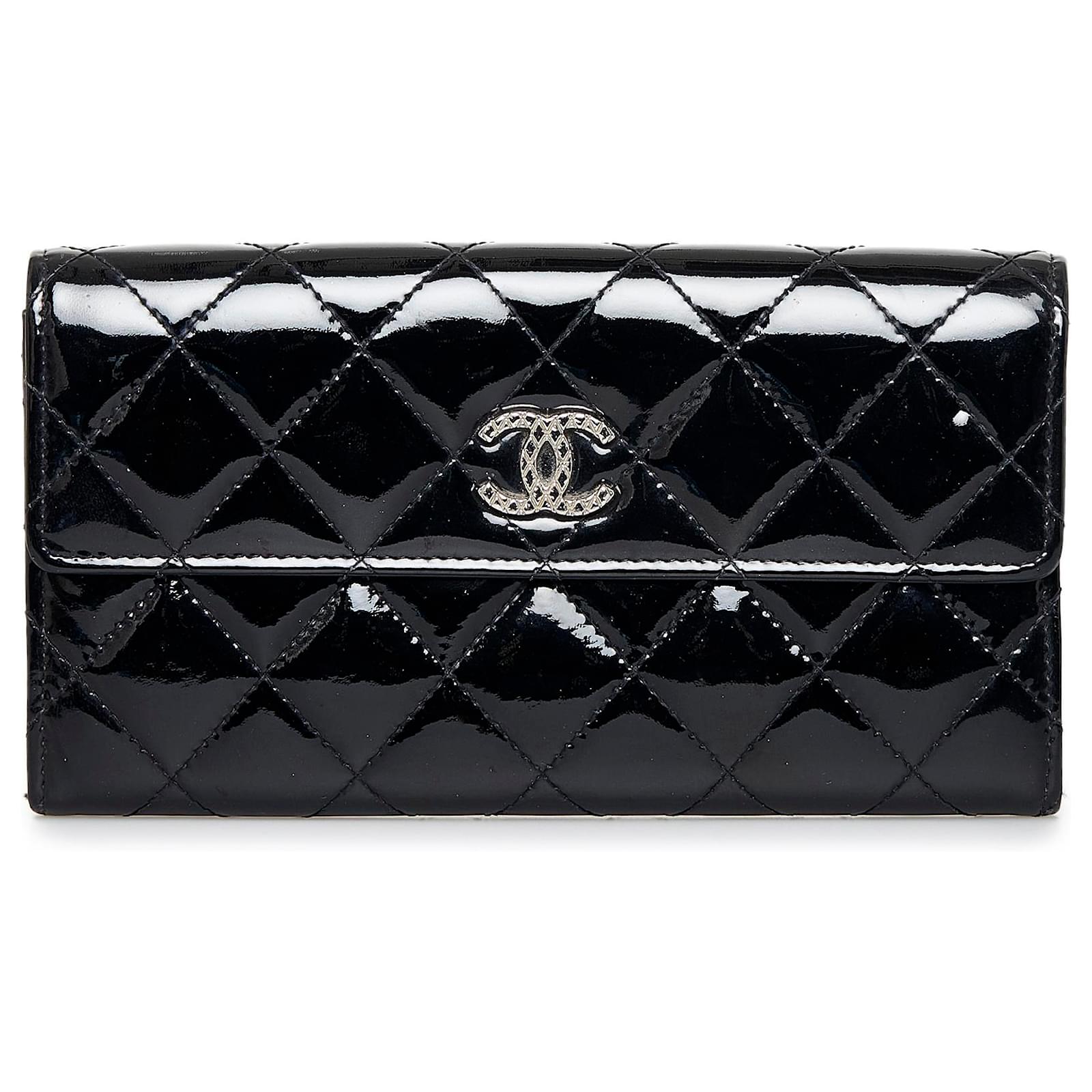 Cartera continental con solapa de charol brillante negro Chanel Cuero ...