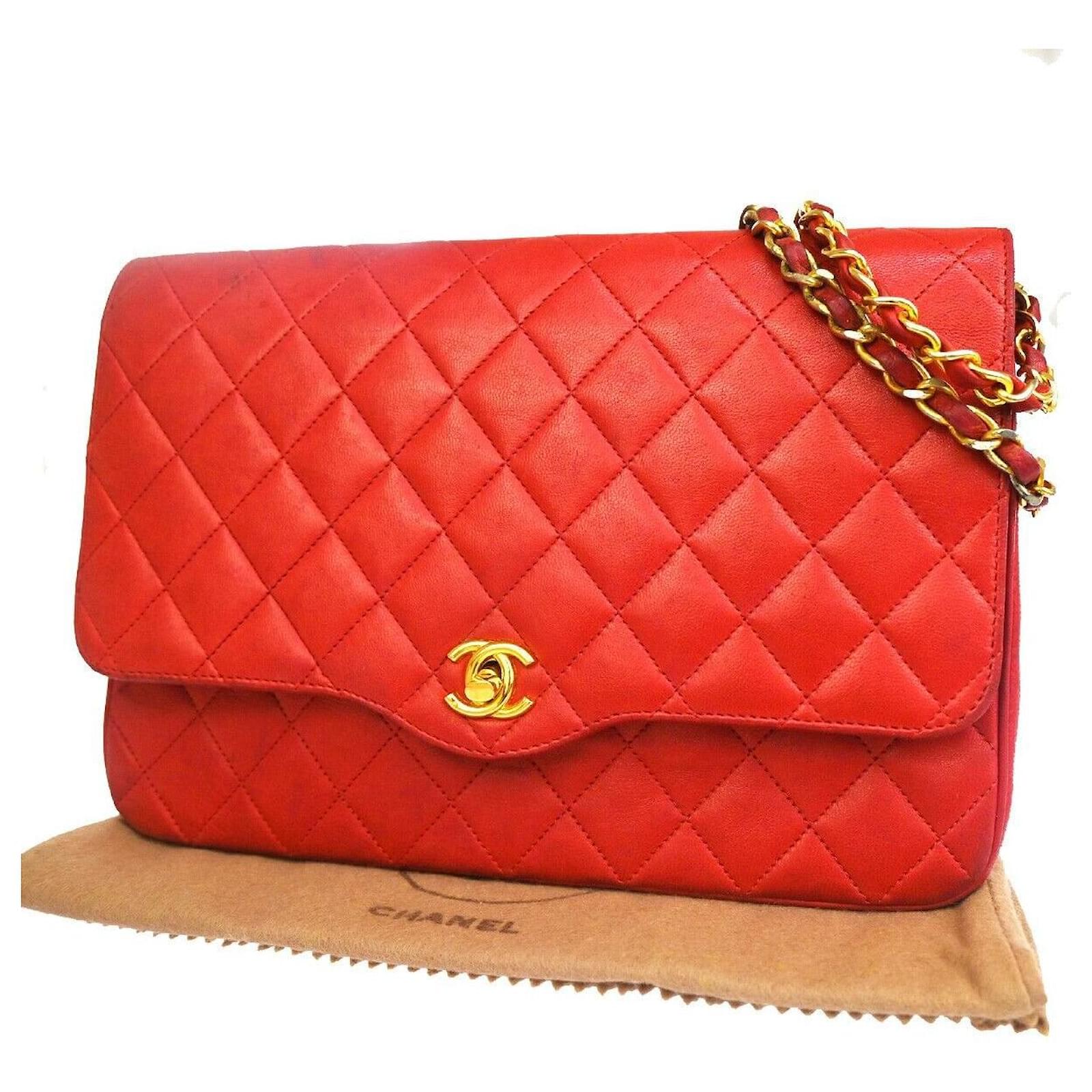 Timeless Chanel Matelassé Red Leather ref.1023981 - Joli Closet