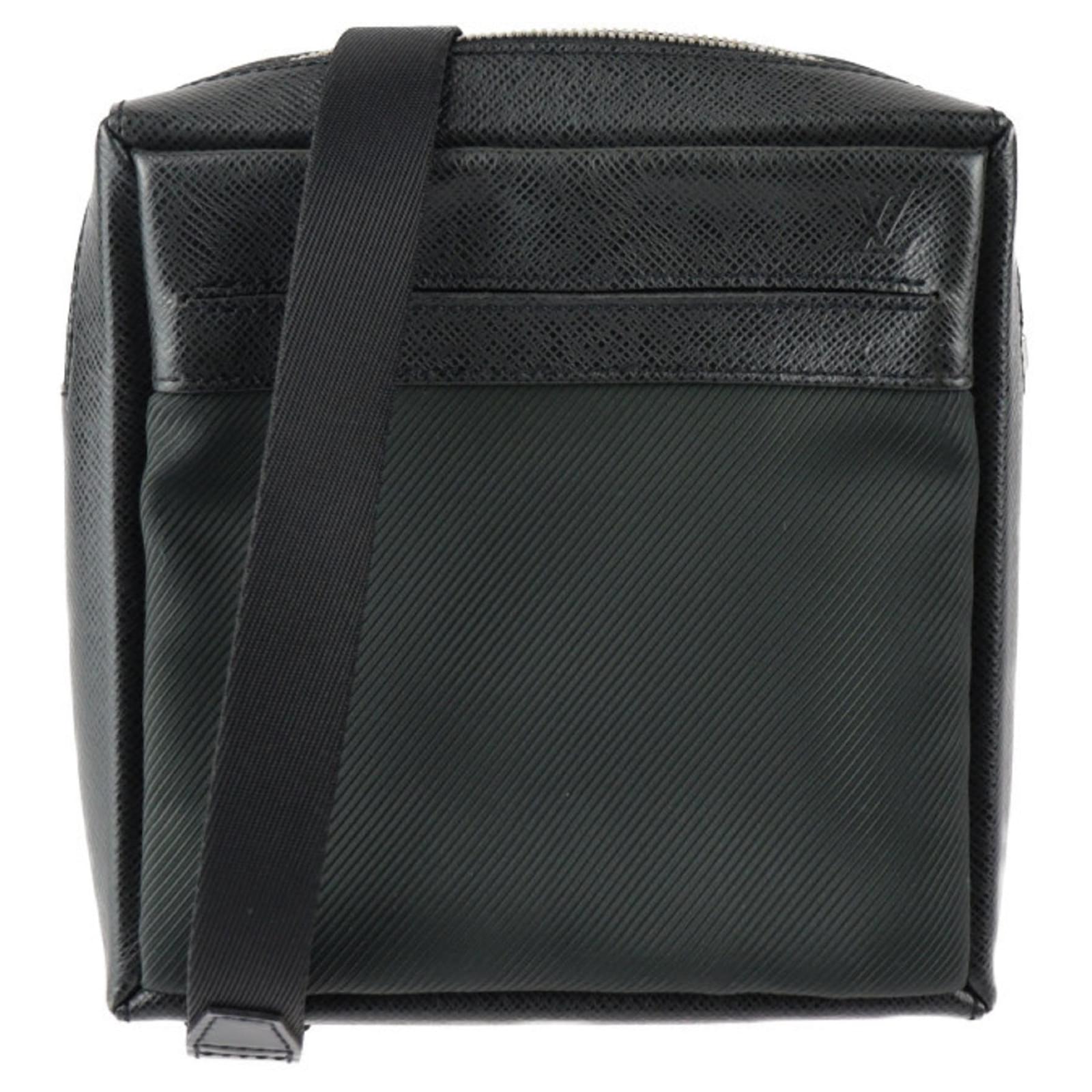 Louis Vuitton Taiga Green Cloth ref.1027202 - Joli Closet