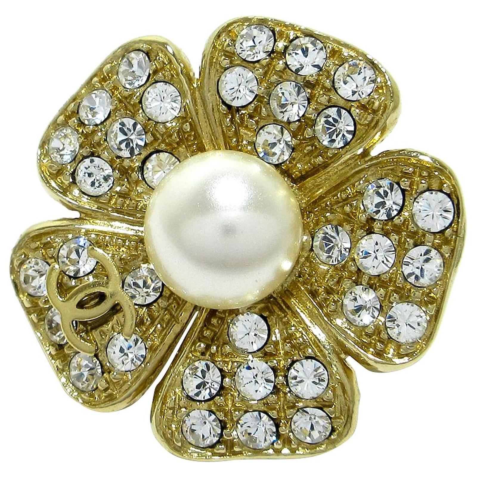 Chanel Gold Camellia Brooch Golden Metal Gold-plated ref.1040638 - Joli ...