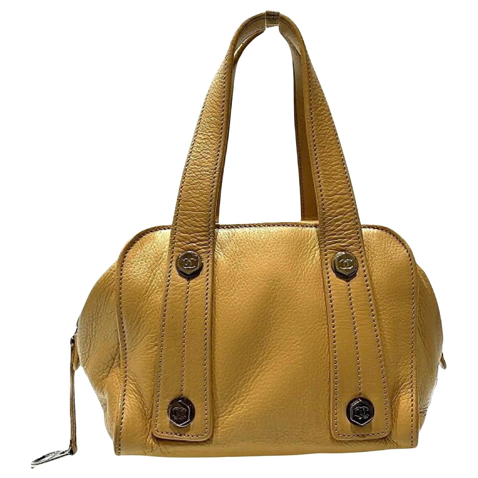 Timeless Chanel Logo CC Beige Leather ref.1042619 - Joli Closet