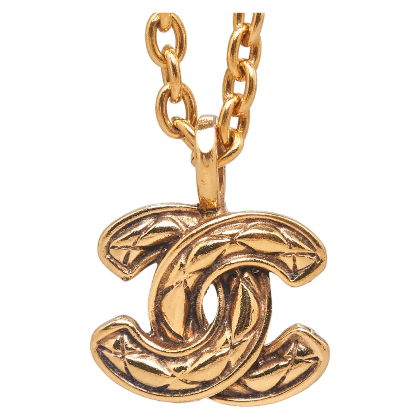 Chanel Quilted CC Logo Pendant Necklace Golden Metal ref.1043571 - Joli ...