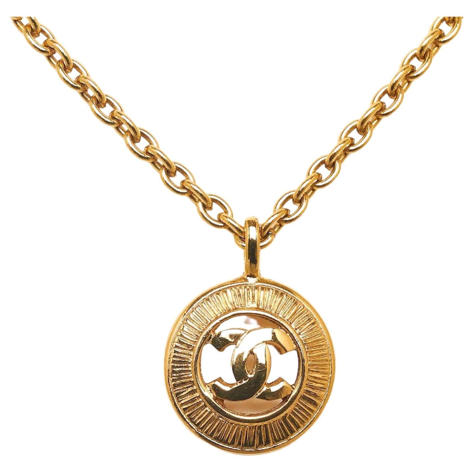 Chanel CC Medallion Pendant Necklace Golden Metal ref.1061054 - Joli Closet