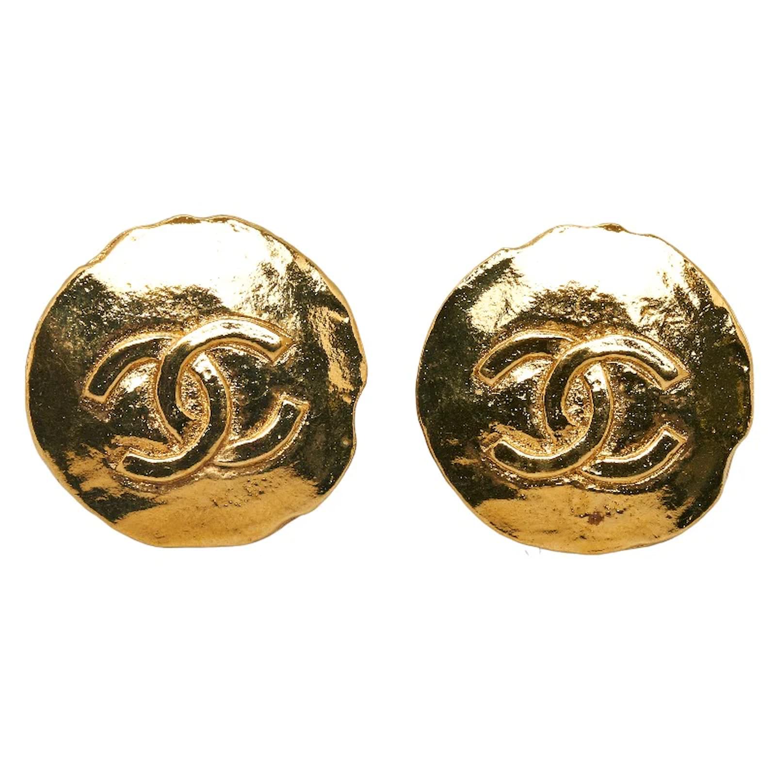 Chanel CC Clip On Earrings Golden Metal ref.1064091 - Joli Closet