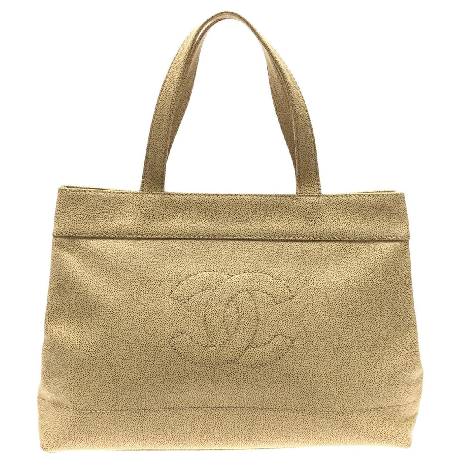 Timeless Chanel Logo CC Beige Leather ref.1077161 - Joli Closet