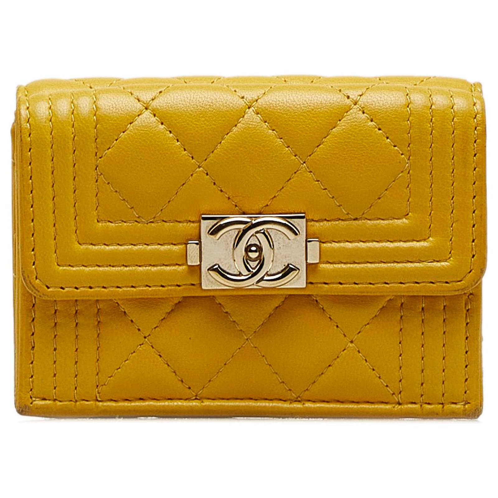 Chanel Yellow Boy Flap Compact Wallet Leather ref.1106691 - Joli Closet