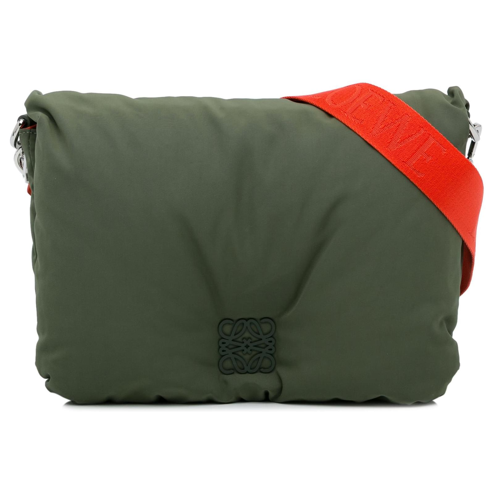 Sac à bandoulière Loewe Goya Puffer vert Nylon Tissu ref.1110674 - Joli ...