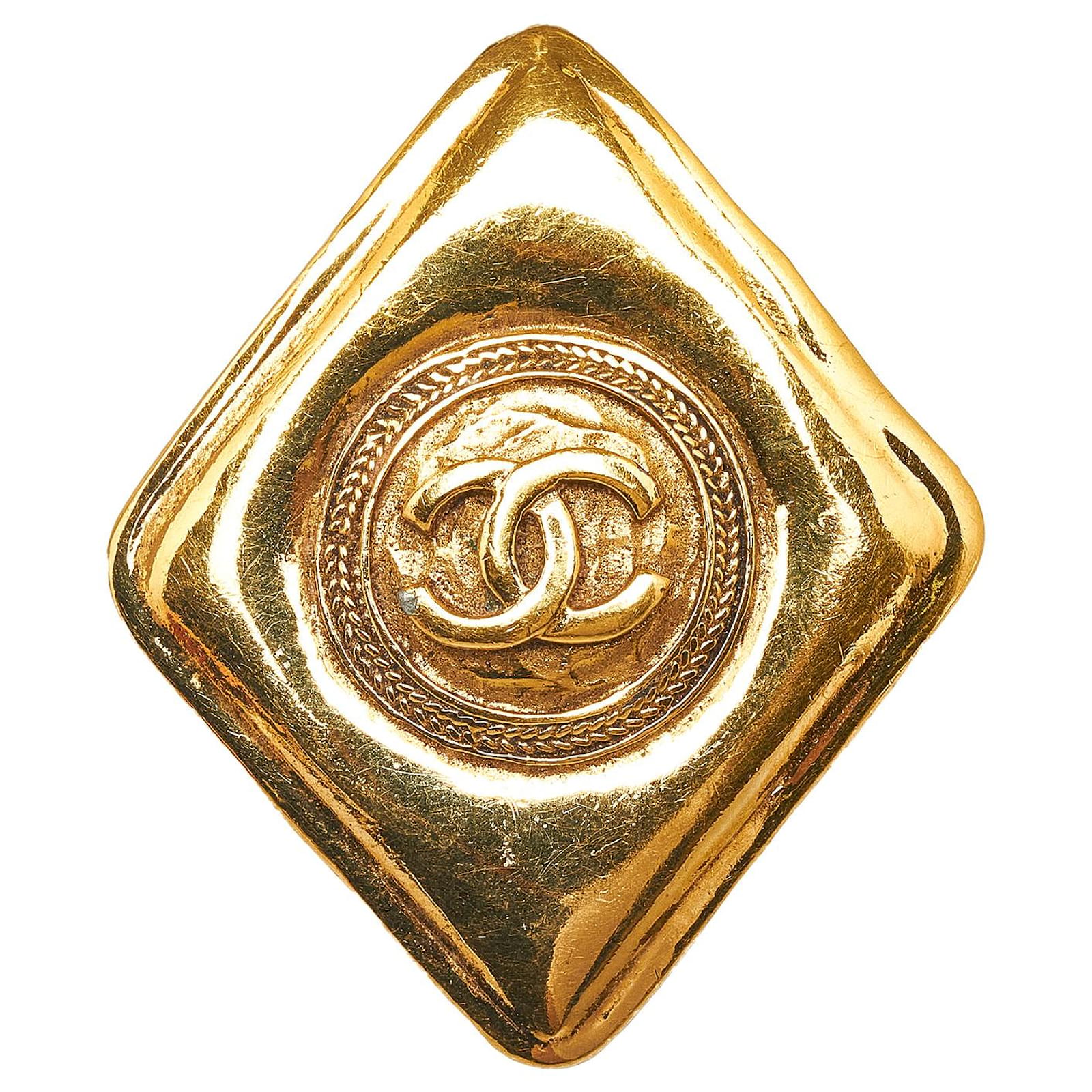 Chanel Gold CC Brooch Golden Metal Gold-plated ref.1110746 - Joli Closet