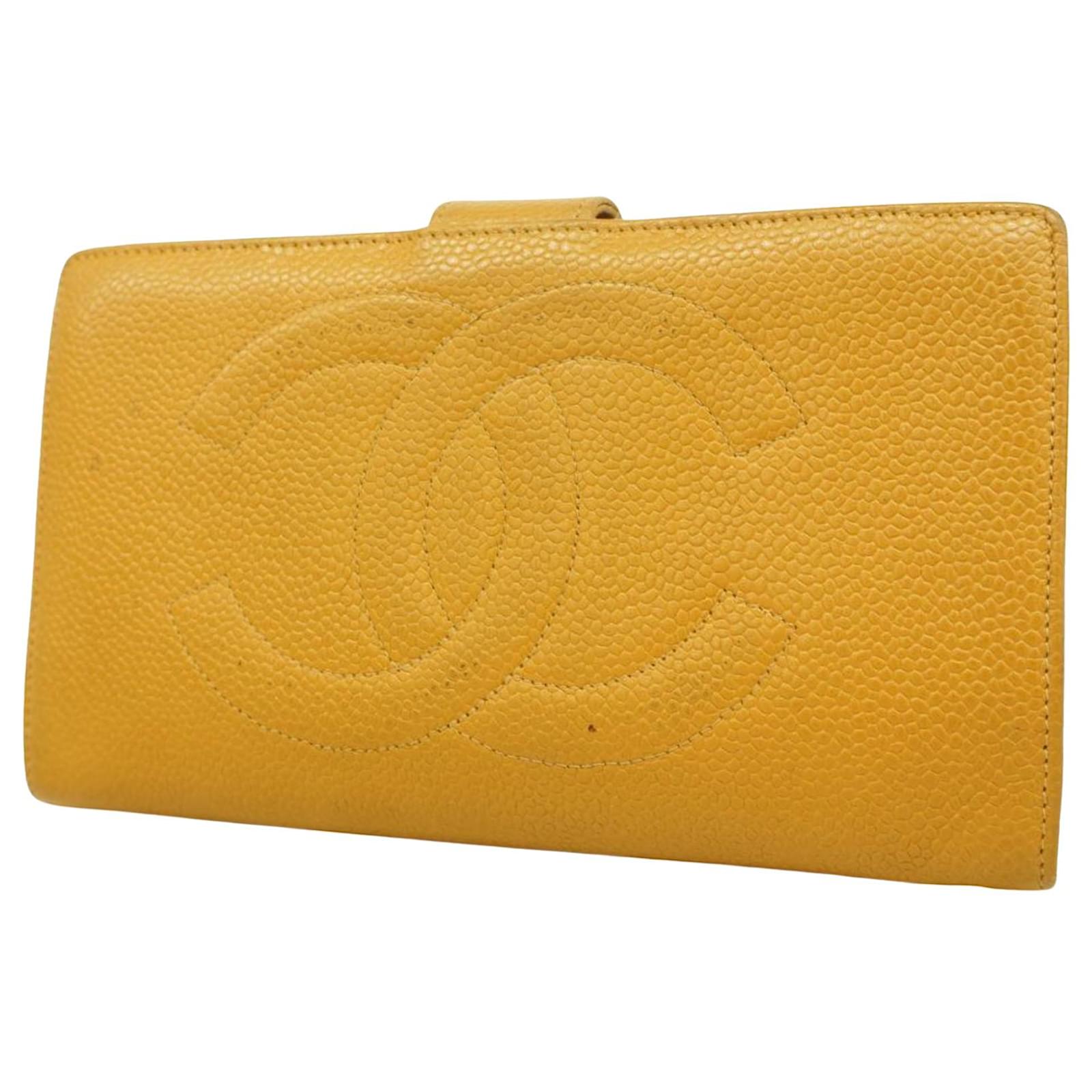 Chanel Logo CC Beige Leather ref.1110874 - Joli Closet