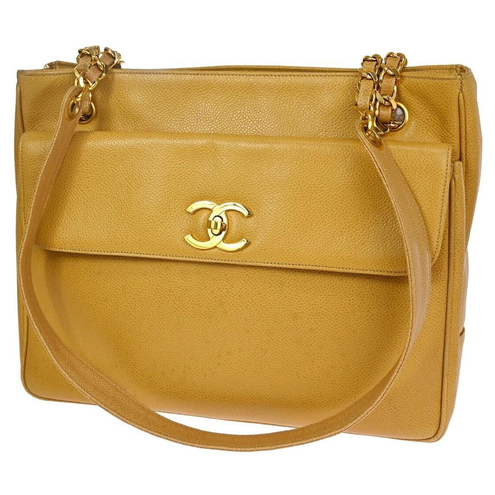 Timeless Chanel Logo CC Beige Leather ref.1111079 - Joli Closet