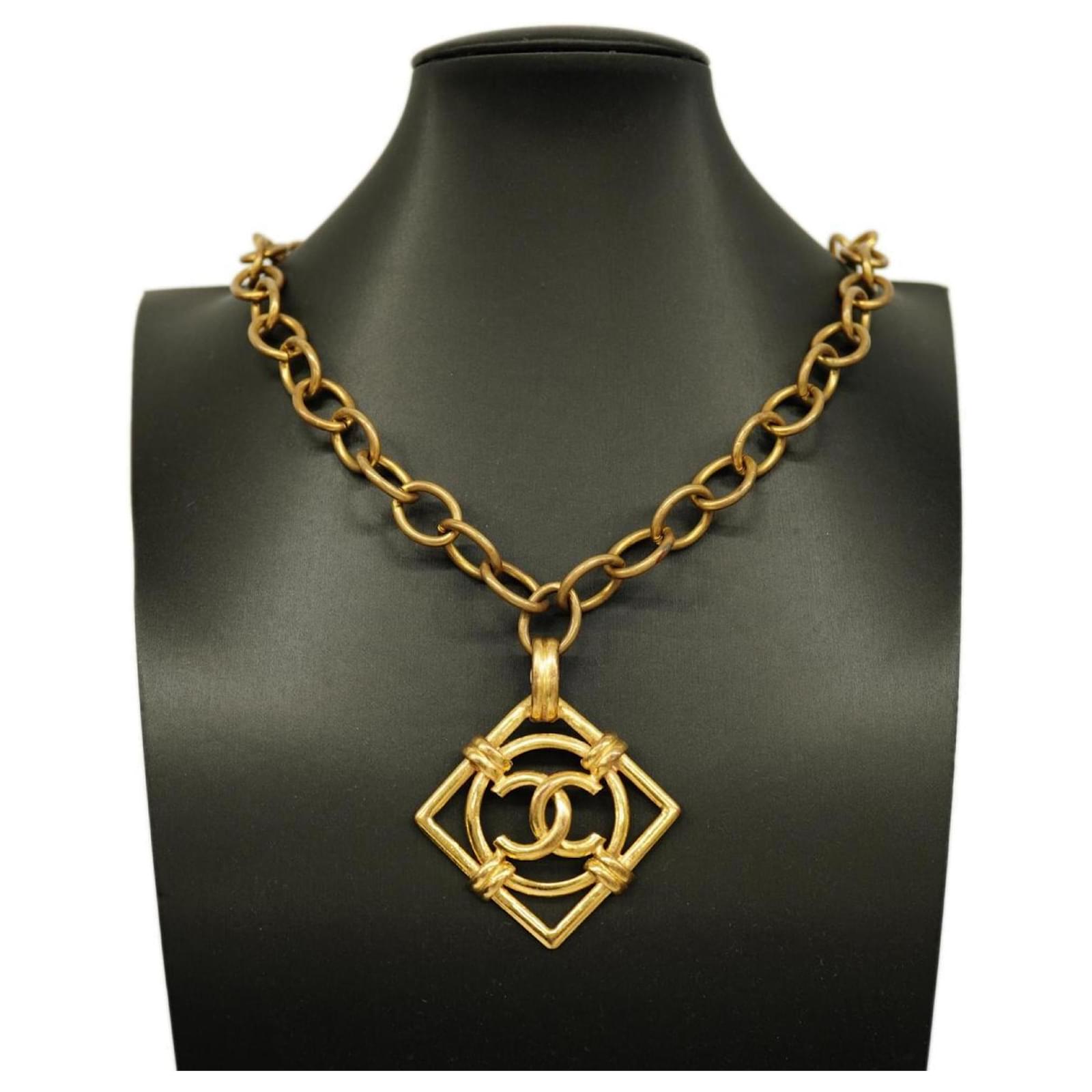 Timeless Chanel Logo CC Golden Gold-plated ref.1116202 - Joli Closet