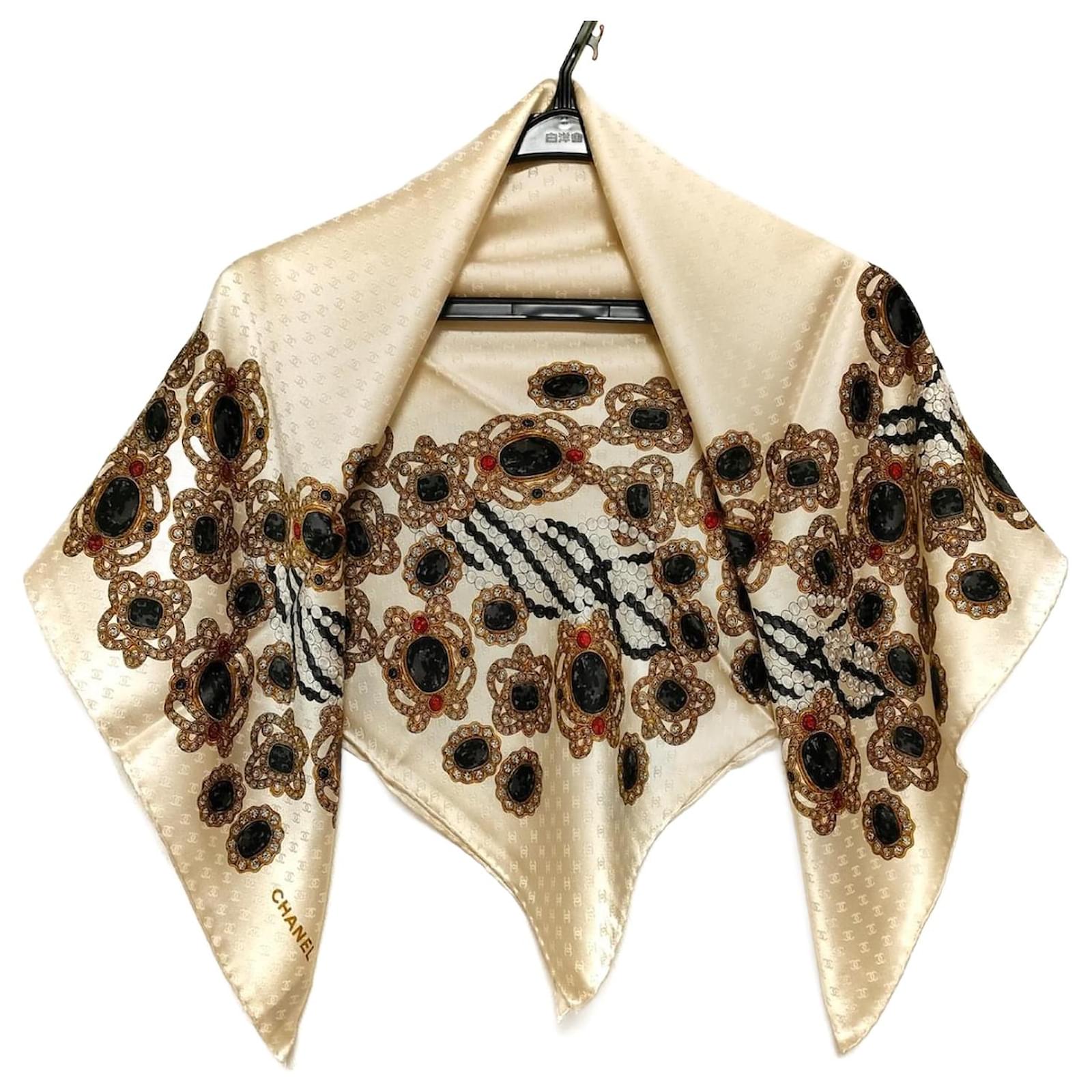 Timeless Chanel Beige Silk ref.1120601 - Joli Closet