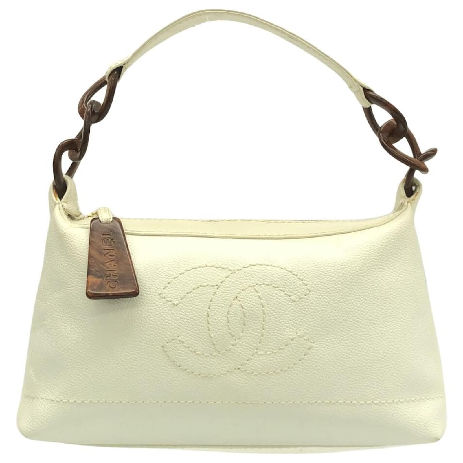 Timeless Chanel Logo CC White Leather ref.1130968 - Joli Closet