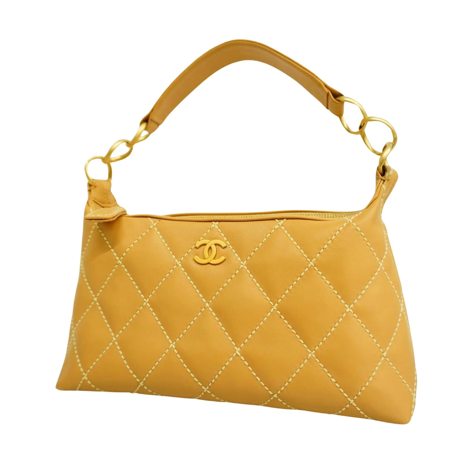 Chanel Logo CC Beige Leather ref.1139849 - Joli Closet
