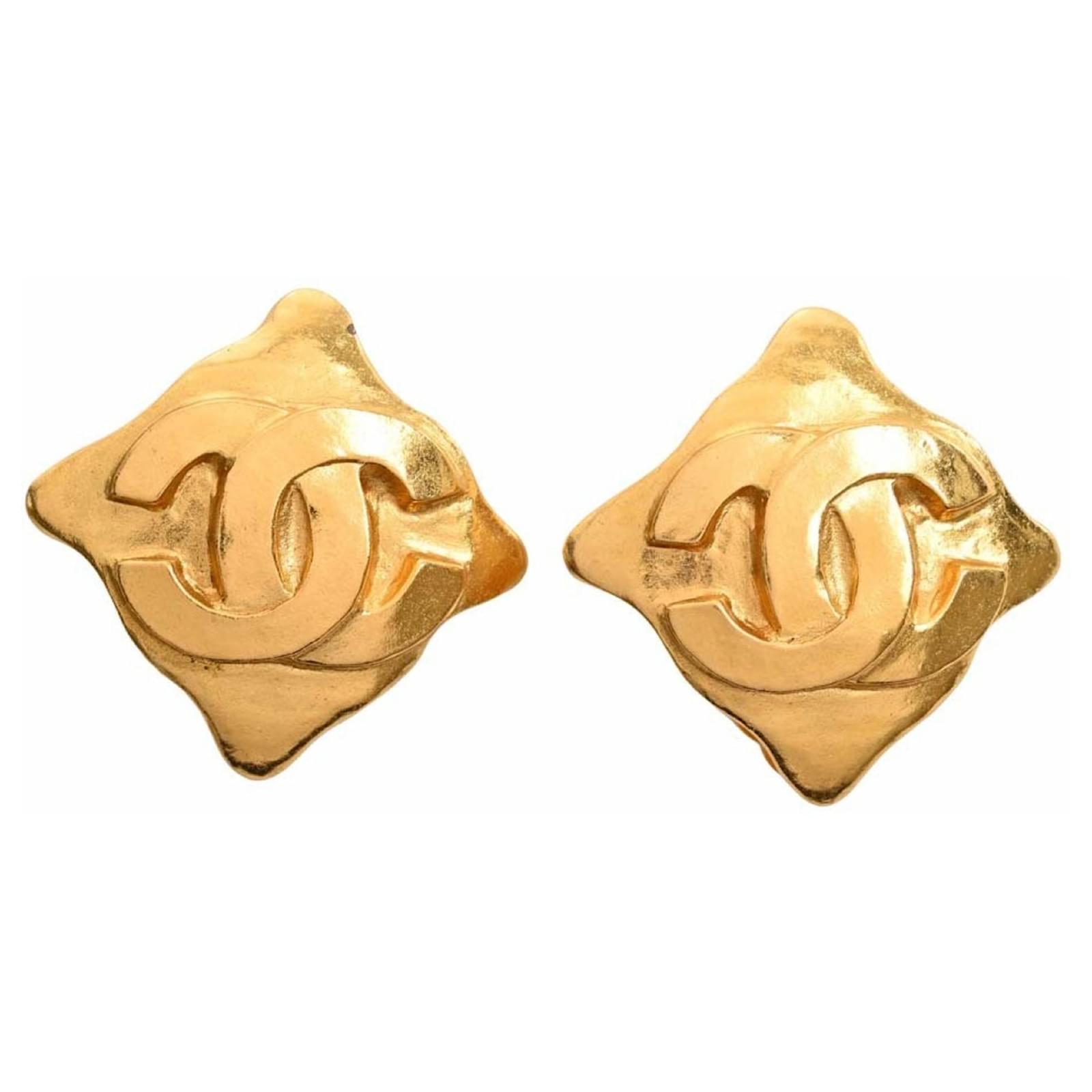 Timeless Chanel Logo CC Golden Metal ref.1159287 - Joli Closet