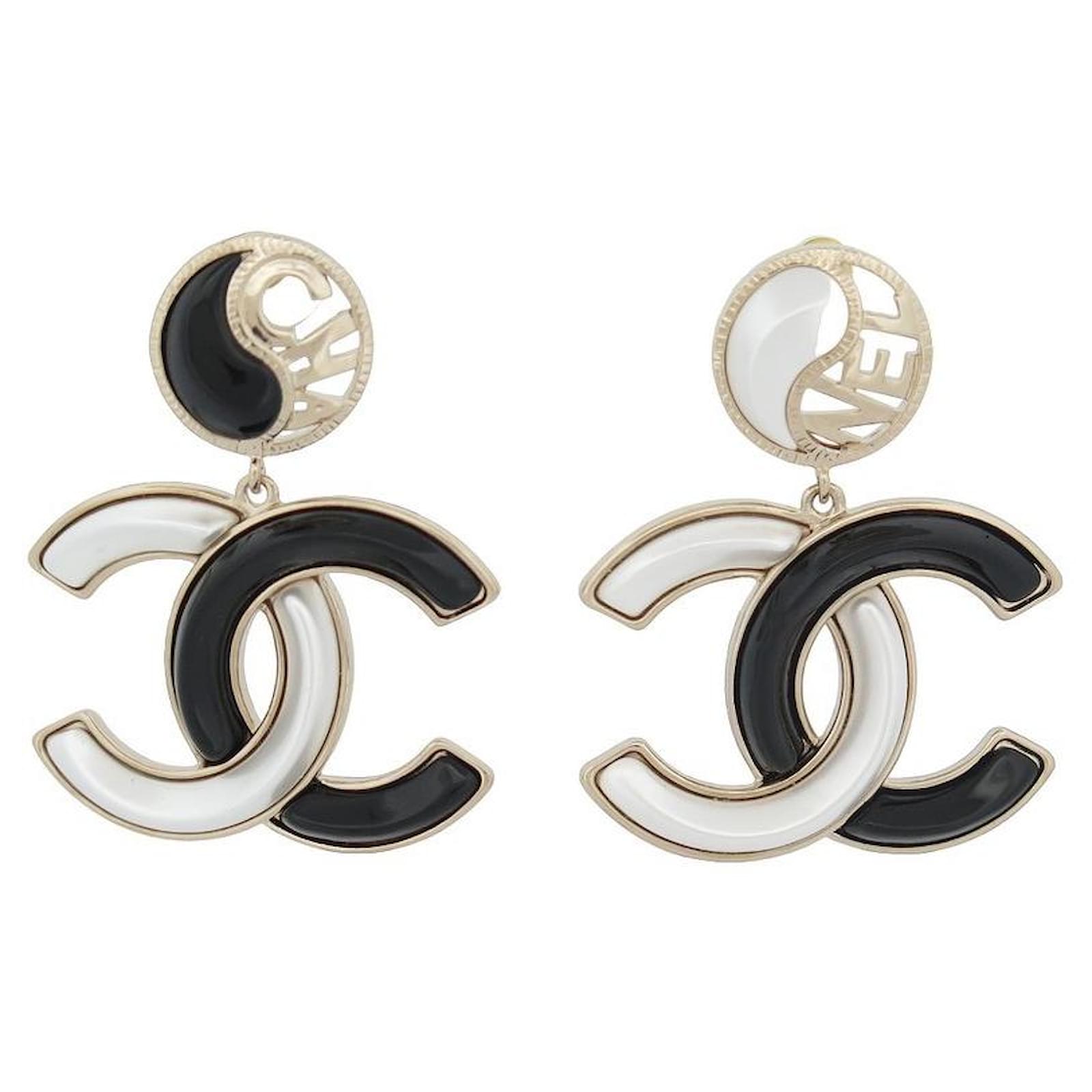 NEW CHANEL PENDANT LOGO CC & CHA NEL METAL EARRINGS Golden ref.1180110 ...