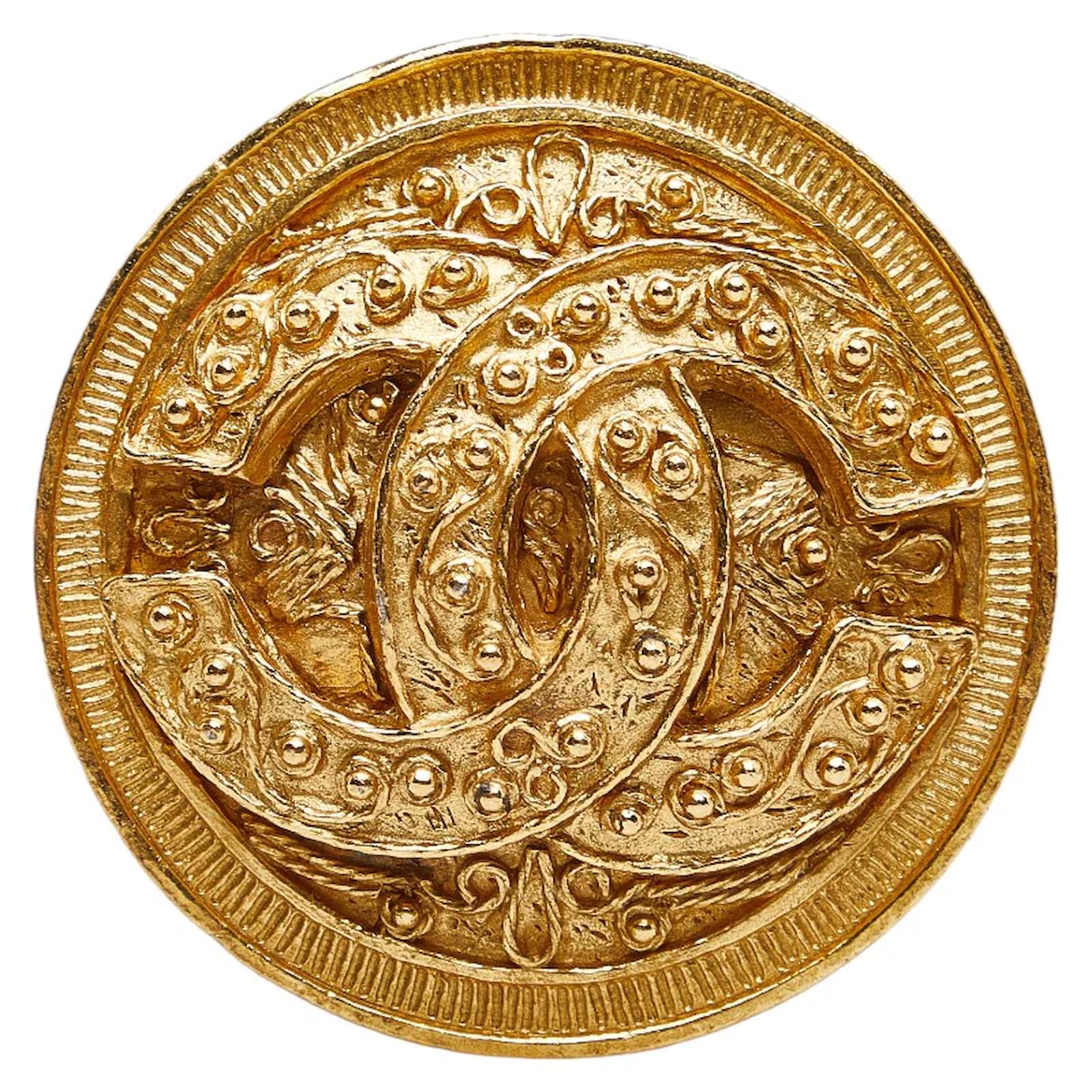 Chanel CC Medallion Brooch Golden Metal ref.1181427 - Joli Closet
