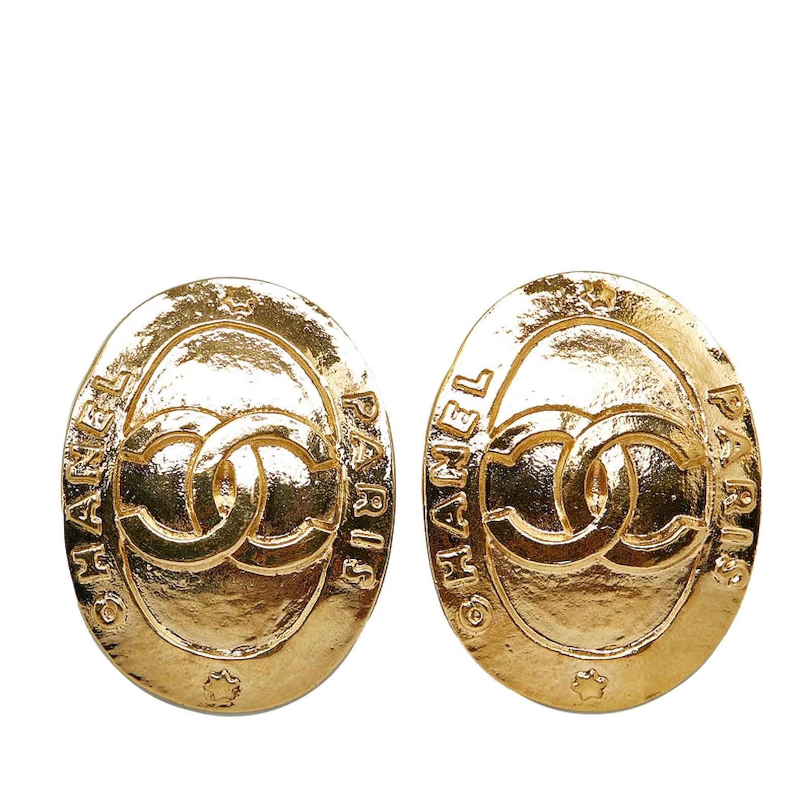 Chanel CC Paris Clip On Earrings Golden Metal ref.1181430 - Joli Closet