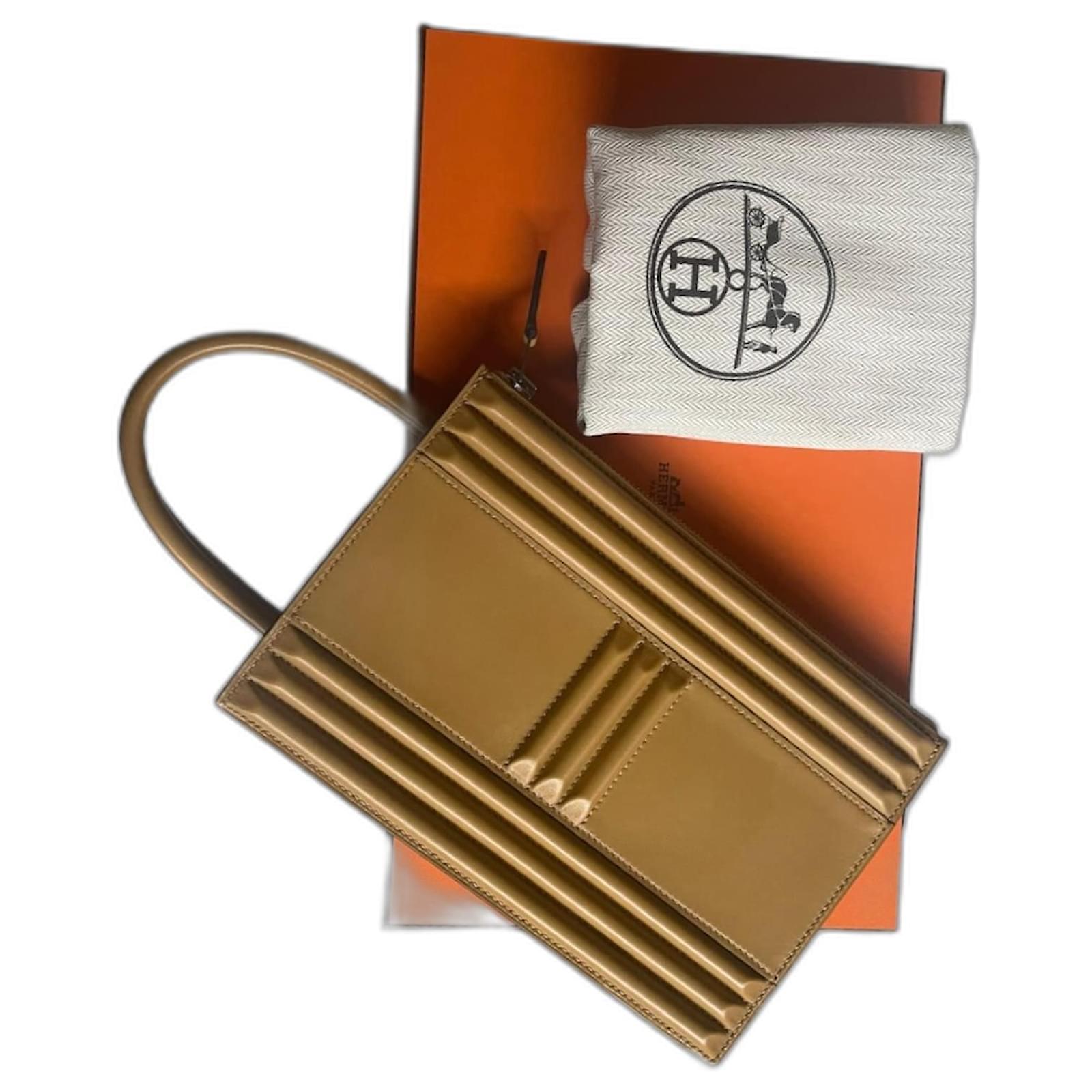 Hermès Hermes Kelly Chain Lock Bag Golden Leather ref.1182674 - Joli Closet