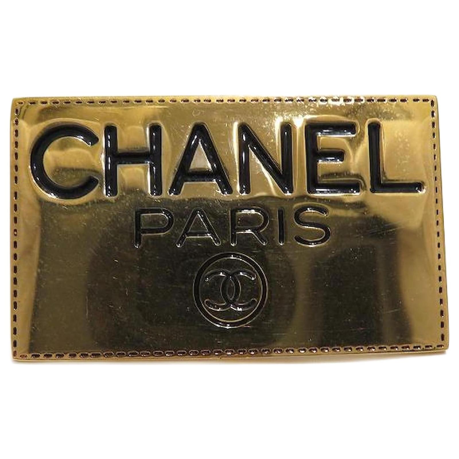 Chanel Logo Plate Brooch Golden Metal ref.1190730 - Joli Closet