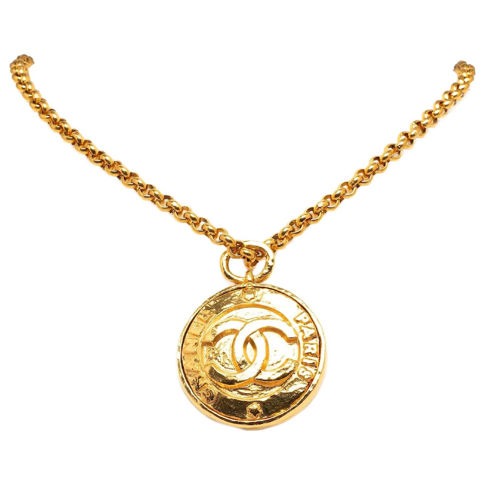 Chanel Gold CC Round Pendant Necklace Golden Metal Gold-plated ref ...