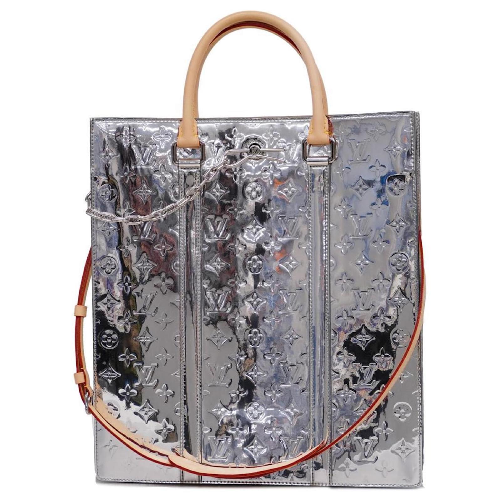 Louis Vuitton Sac plat Silvery Synthetic ref.1207438 - Joli Closet