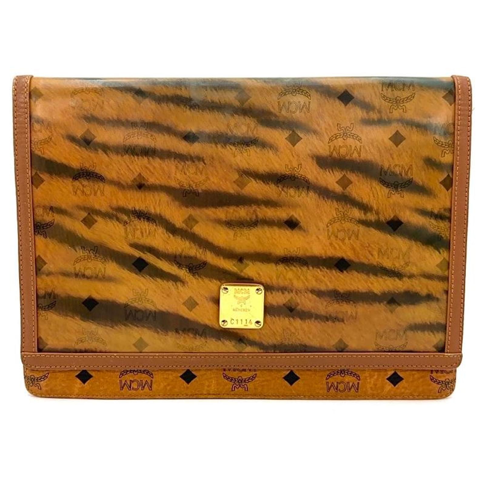 MCM Phenomenon upperr Print Hologram Case Clutch Case Bag LogoPrint Pochette ref.1228178 - Joli ...