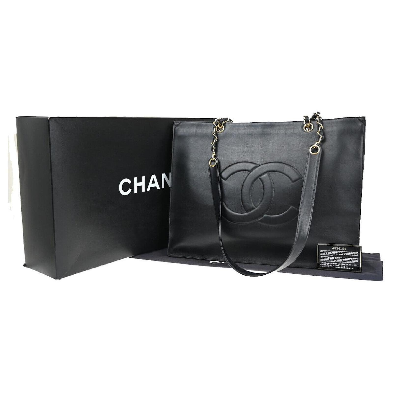 Timeless Chanel Logo CC Black Leather ref.1340778 - Joli Closet