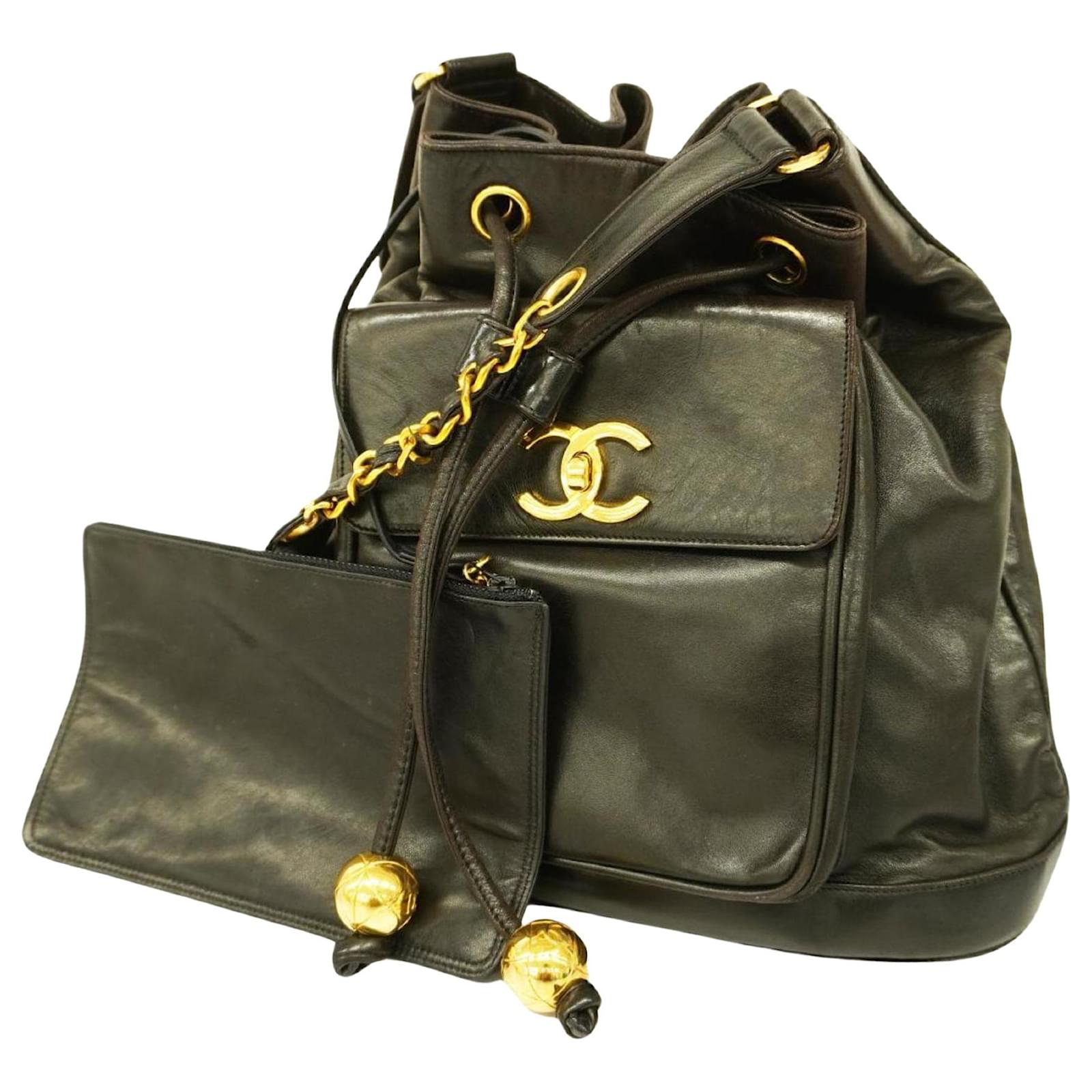 Timeless Chanel Logo CC Black Leather ref.1344626 - Joli Closet