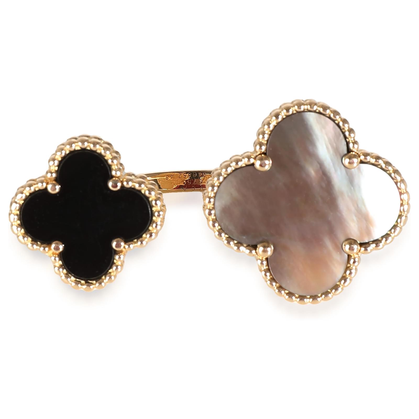Van Cleef & Arpels Bague Magic Alhambra entre les doigts en or jaune ...
