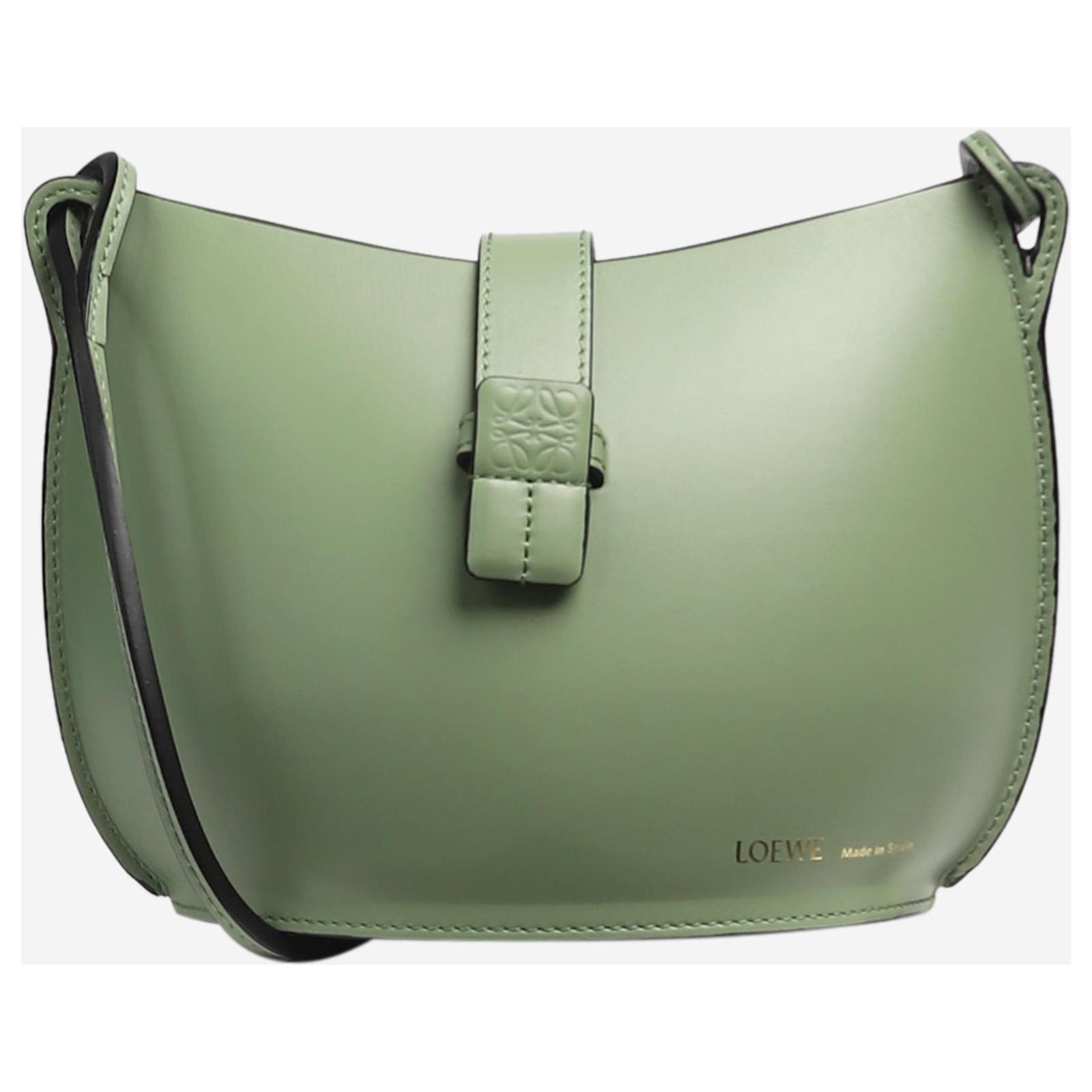 Loewe Green moulded bucket bag - size Leather ref.1417168 - Joli Closet