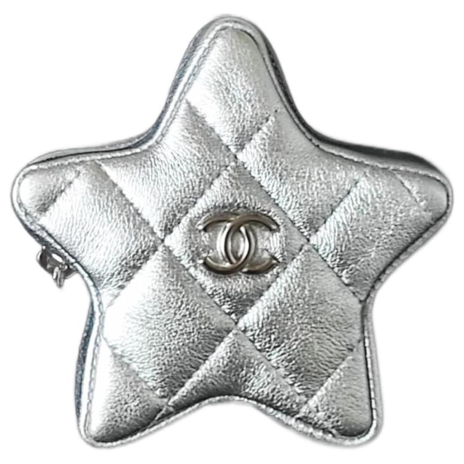 Wallet / Chanel keychain Silvery Leather ref.1419325 - Joli Closet