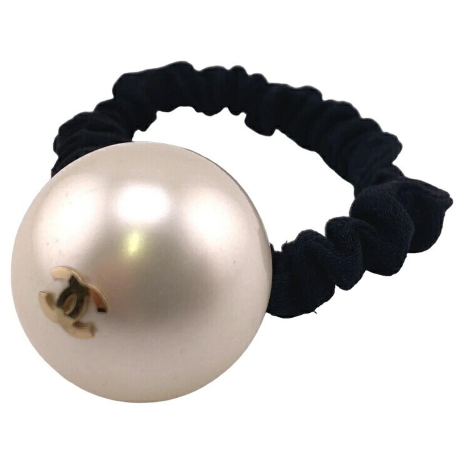 Chanel Coco Mark White Pearl ref.1441756 - Joli Closet