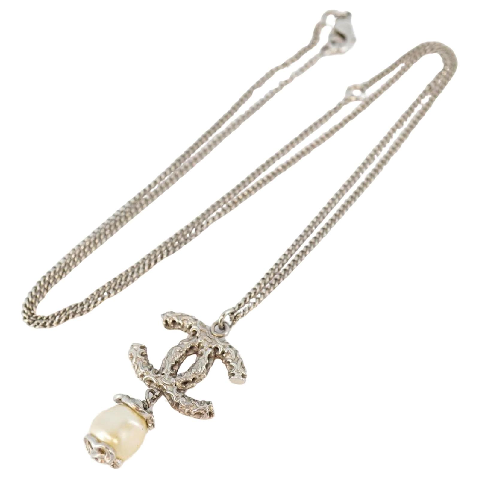 Timeless Chanel Logo CC Silvery Metal ref.1449573 - Joli Closet