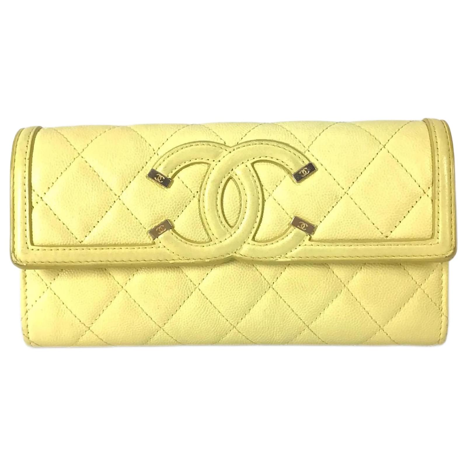 Chanel Yellow Leather Long Wallet ref.1472643 - Joli Closet