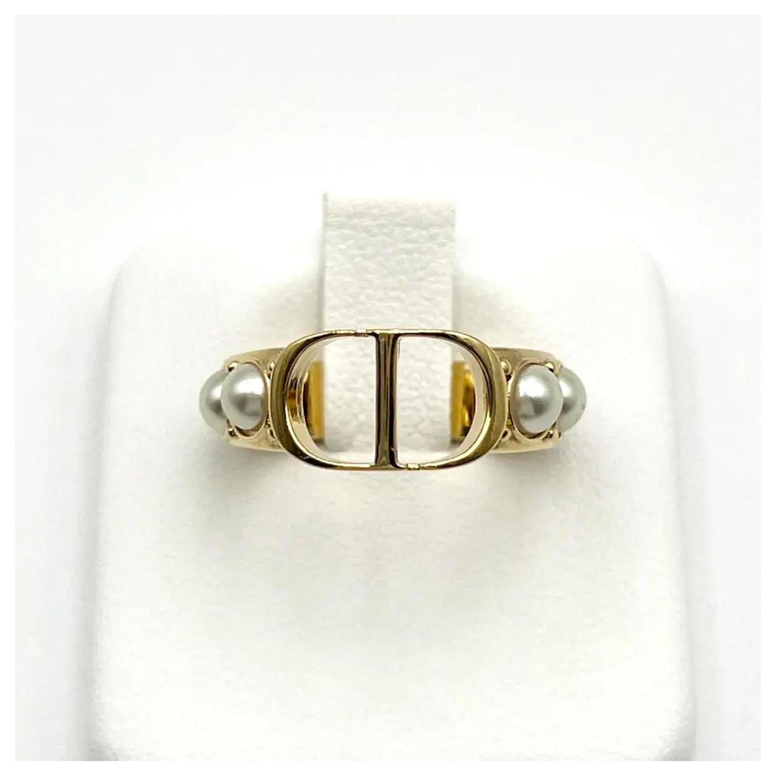 Christian Dior Women s Pearl Ring 30 Montaigne Golden Metal ref.1487316 Joli Closet
