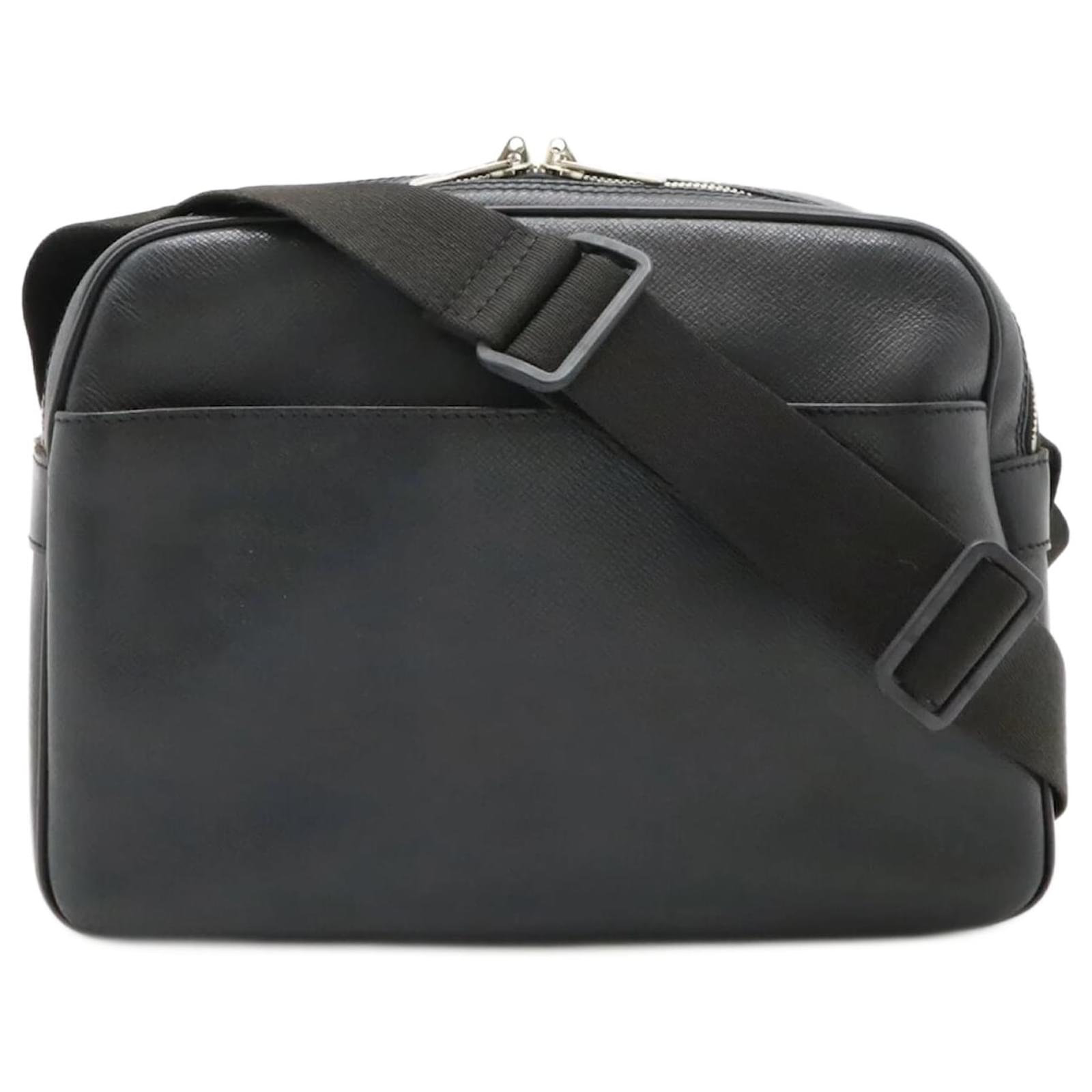 Louis Vuitton Taiga Reporter Shoulder Bag Grey Leather ref.1611837 ...