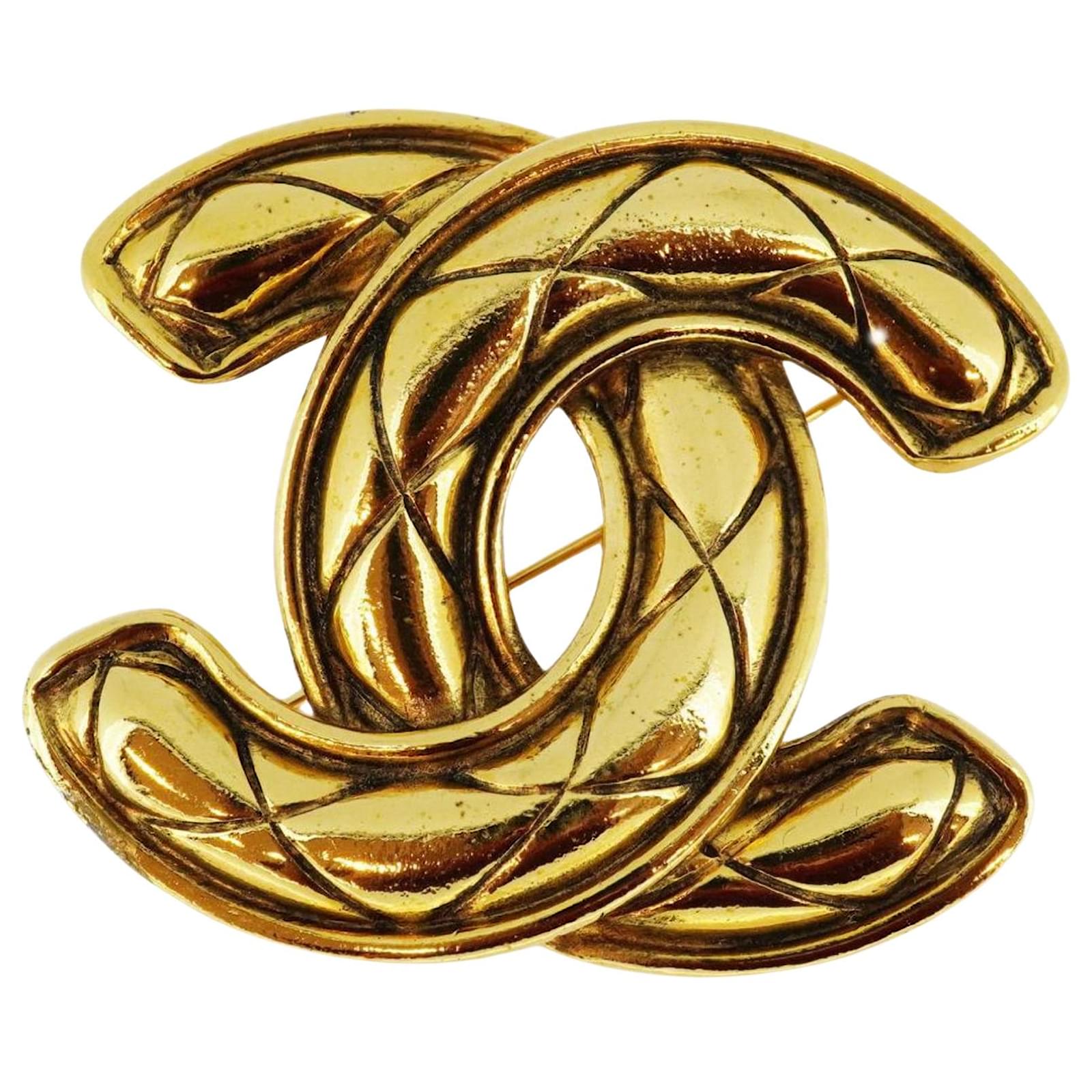 Timeless Chanel Logo CC Golden Gold-plated ref.1622999 - Joli Closet