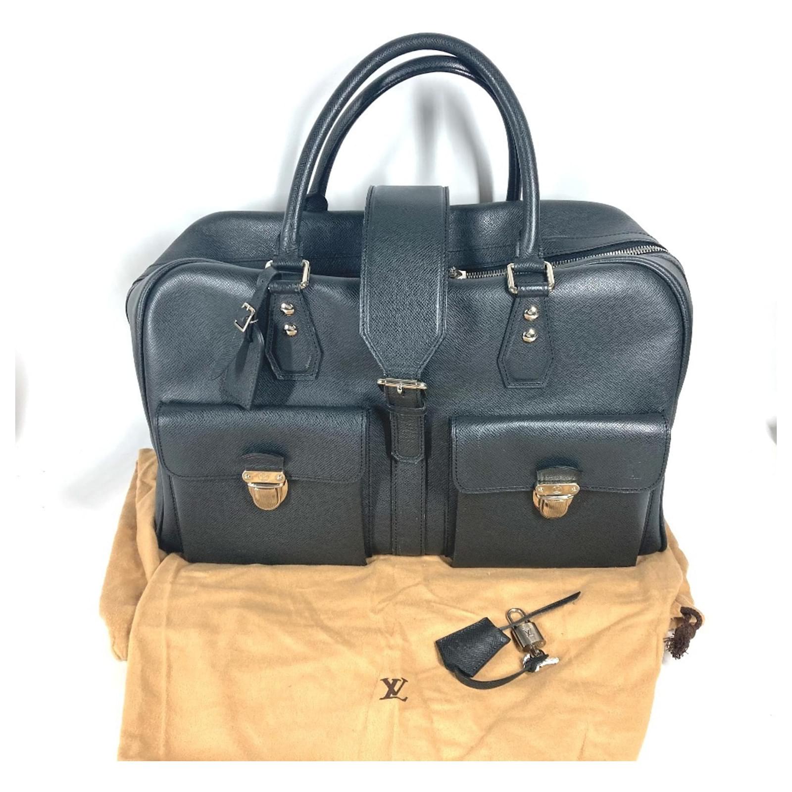 Louis Vuitton Taiga Ivan Bag Black Leather ref.1628545 - Joli Closet