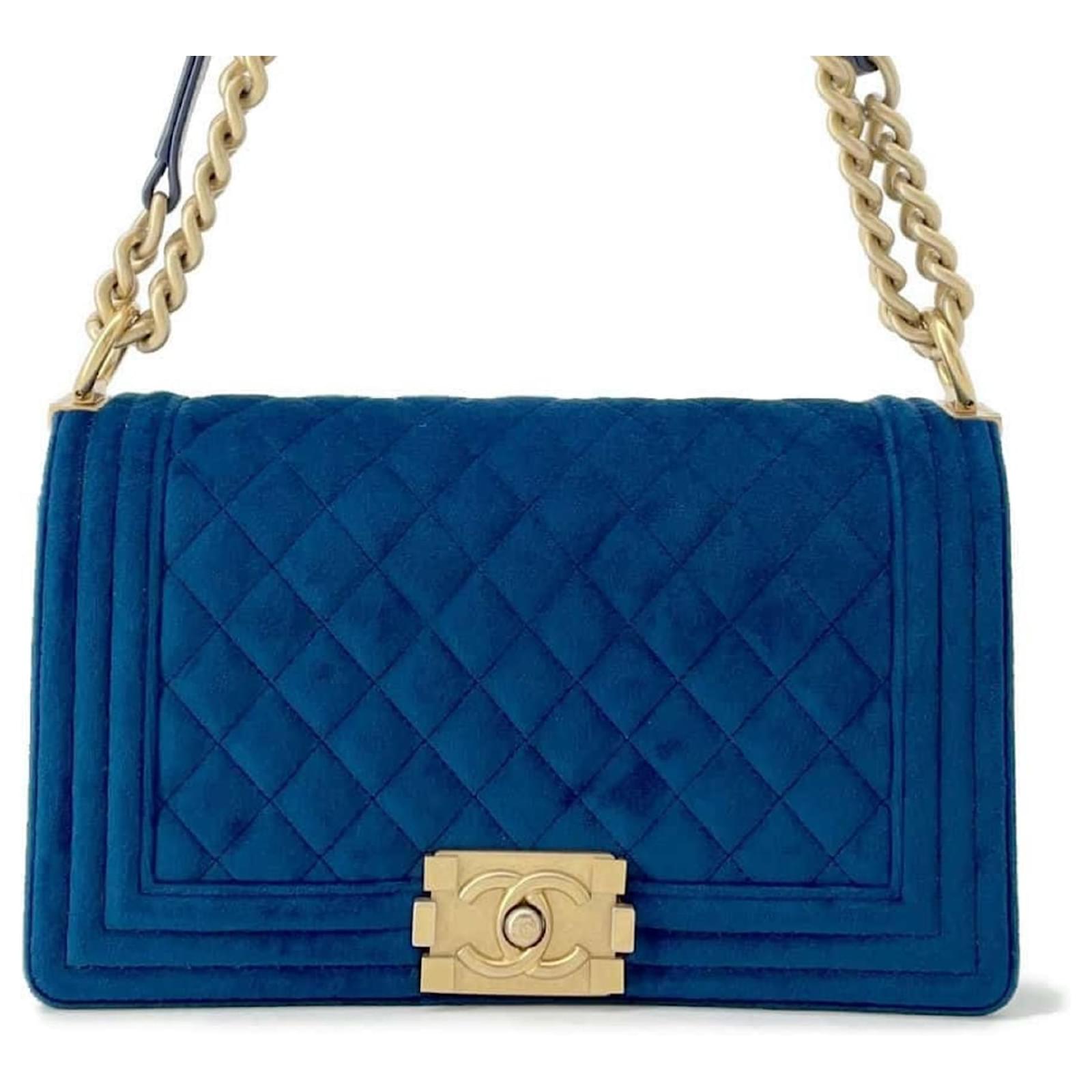 Chanel Boy Chanel Velvet Shoulder Bag Blue ref.1629881 - Joli Closet