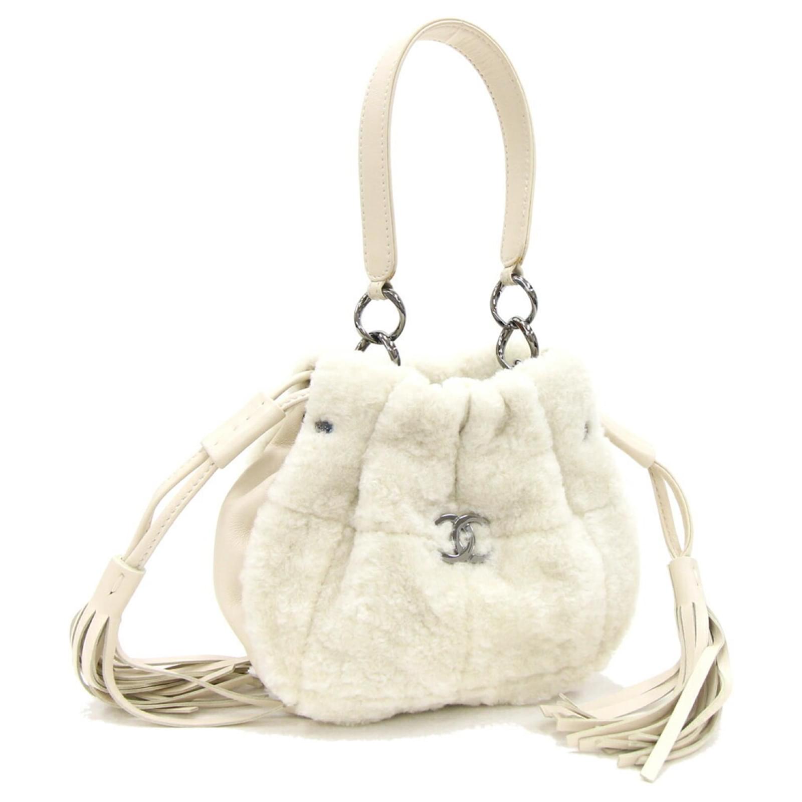 Chanel Ivory Wool Fur Leather Handbag Cream ref.1720272 - Joli Closet