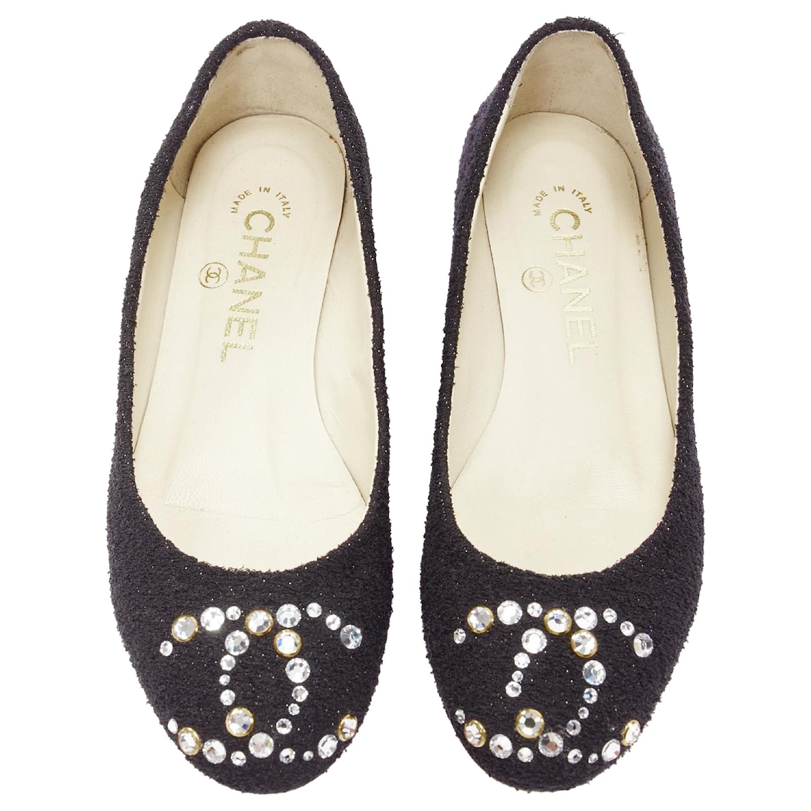 Chaussures plates à bout rond en tweed Chanel avec logo CC en cristal ...