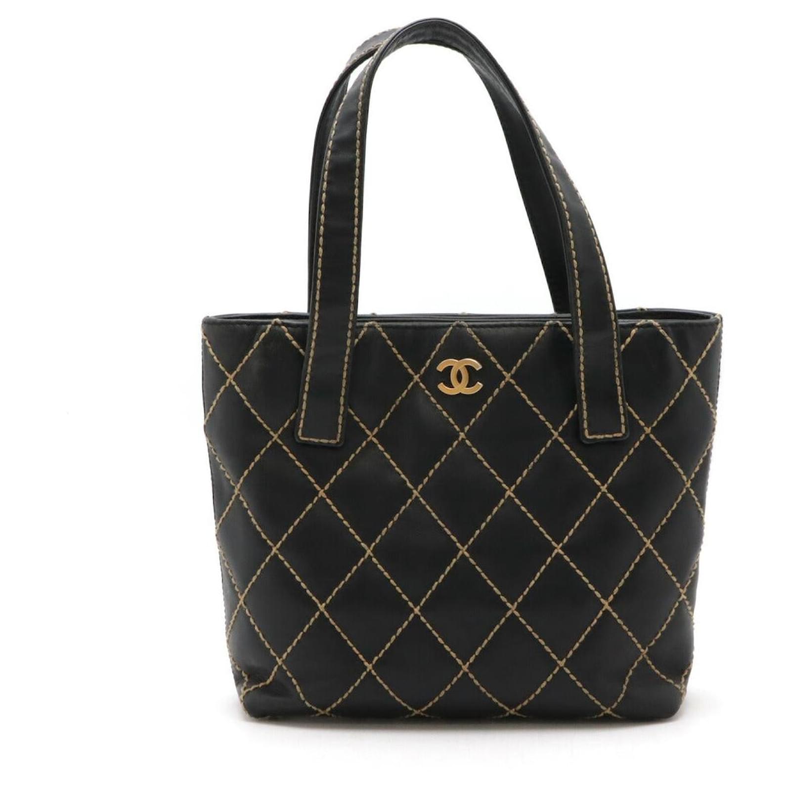 Sac tote Chanel en cuir de veau Wild Stitch avec le logo Coco A18126 ...